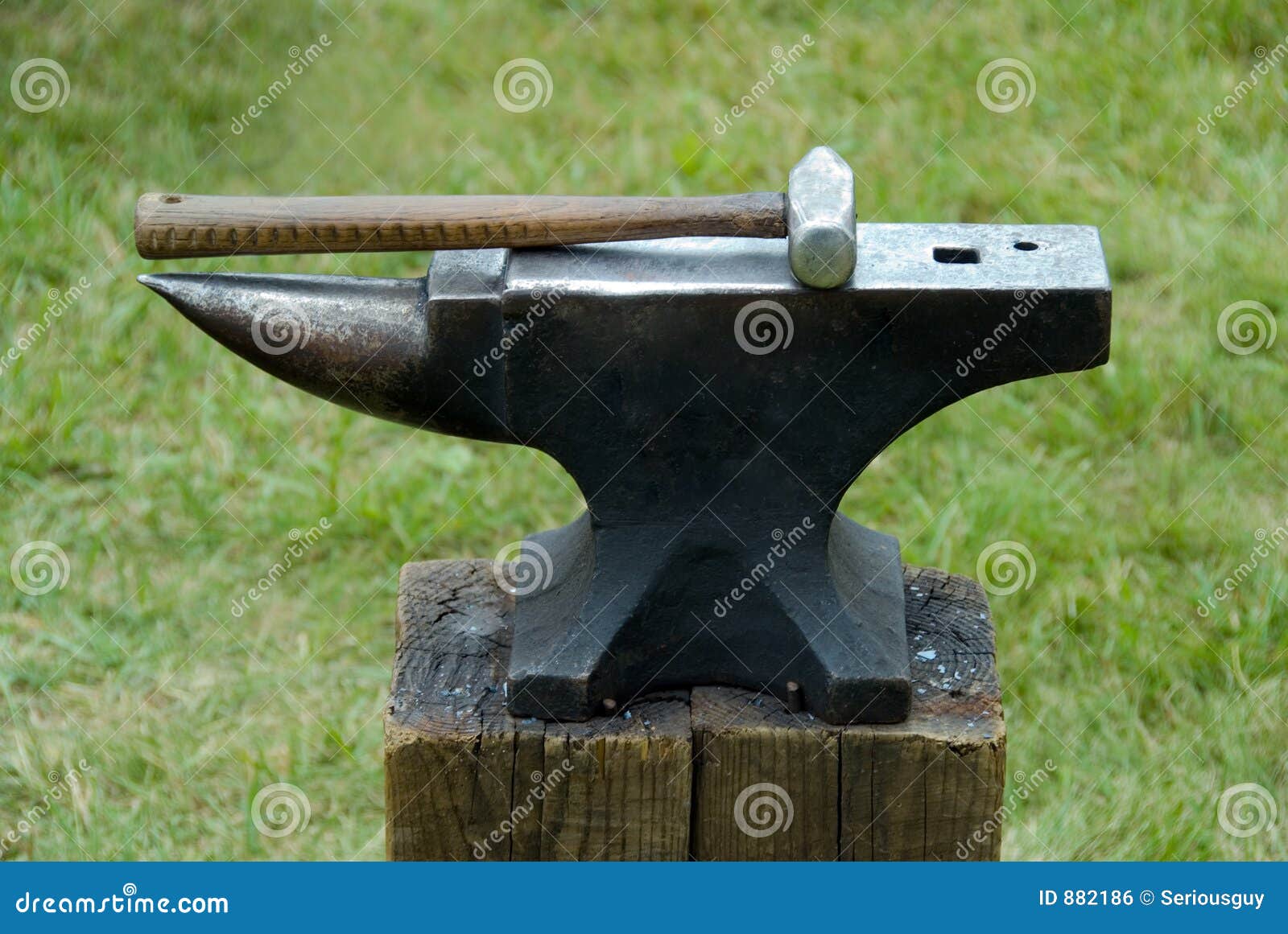 Hammer Und Amboss Des Schmiedes Stockfoto - Bild von gealtert, hammer ...