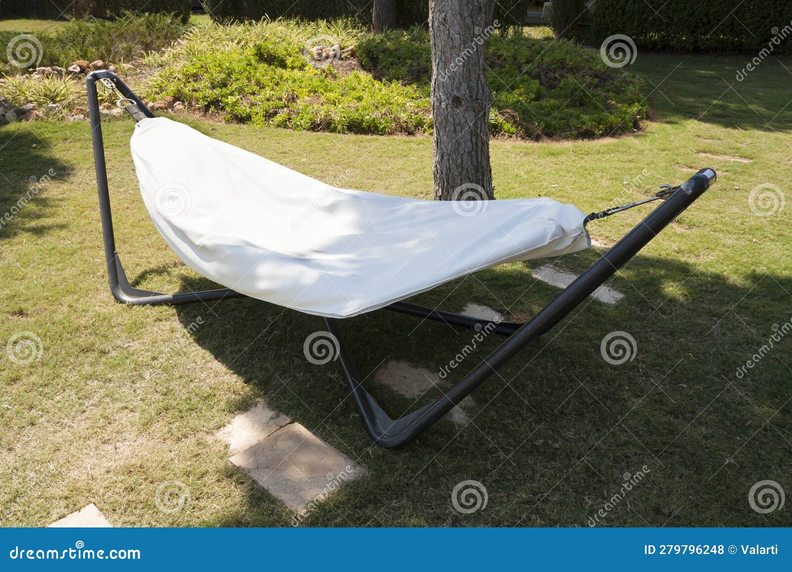 Hammock on the Beach Empty White Hammock with Sunhat in the Shade ...