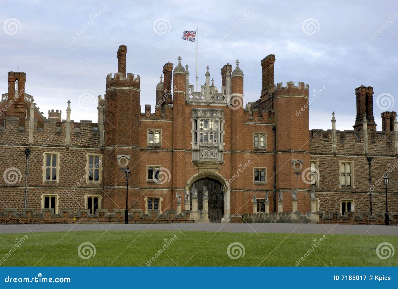 Hampton Court Palace stock image. Image of grand, architecture - 7185017