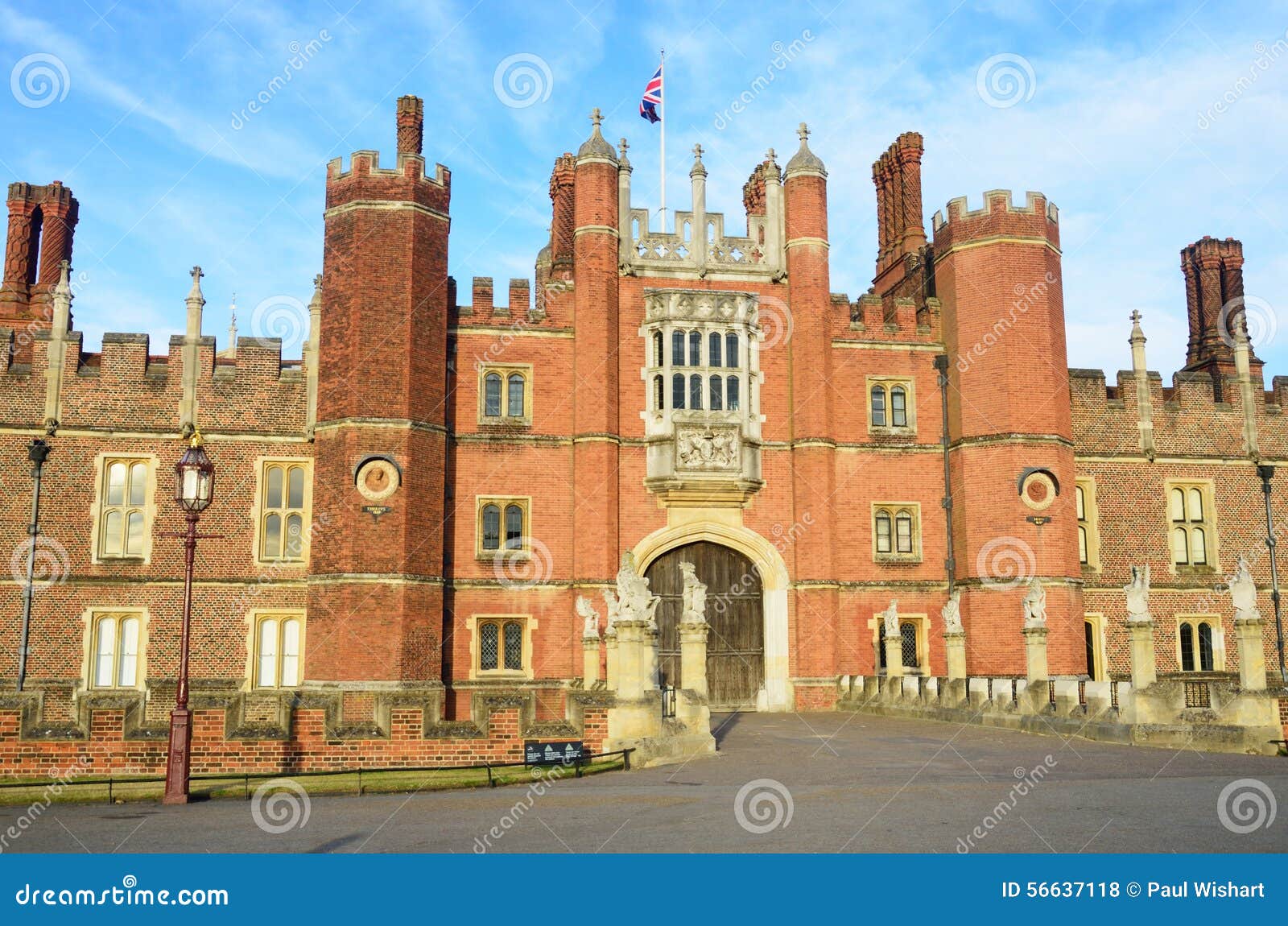 Hampton Court Palace Front View Stock Photo - Image of ancient, tower ...