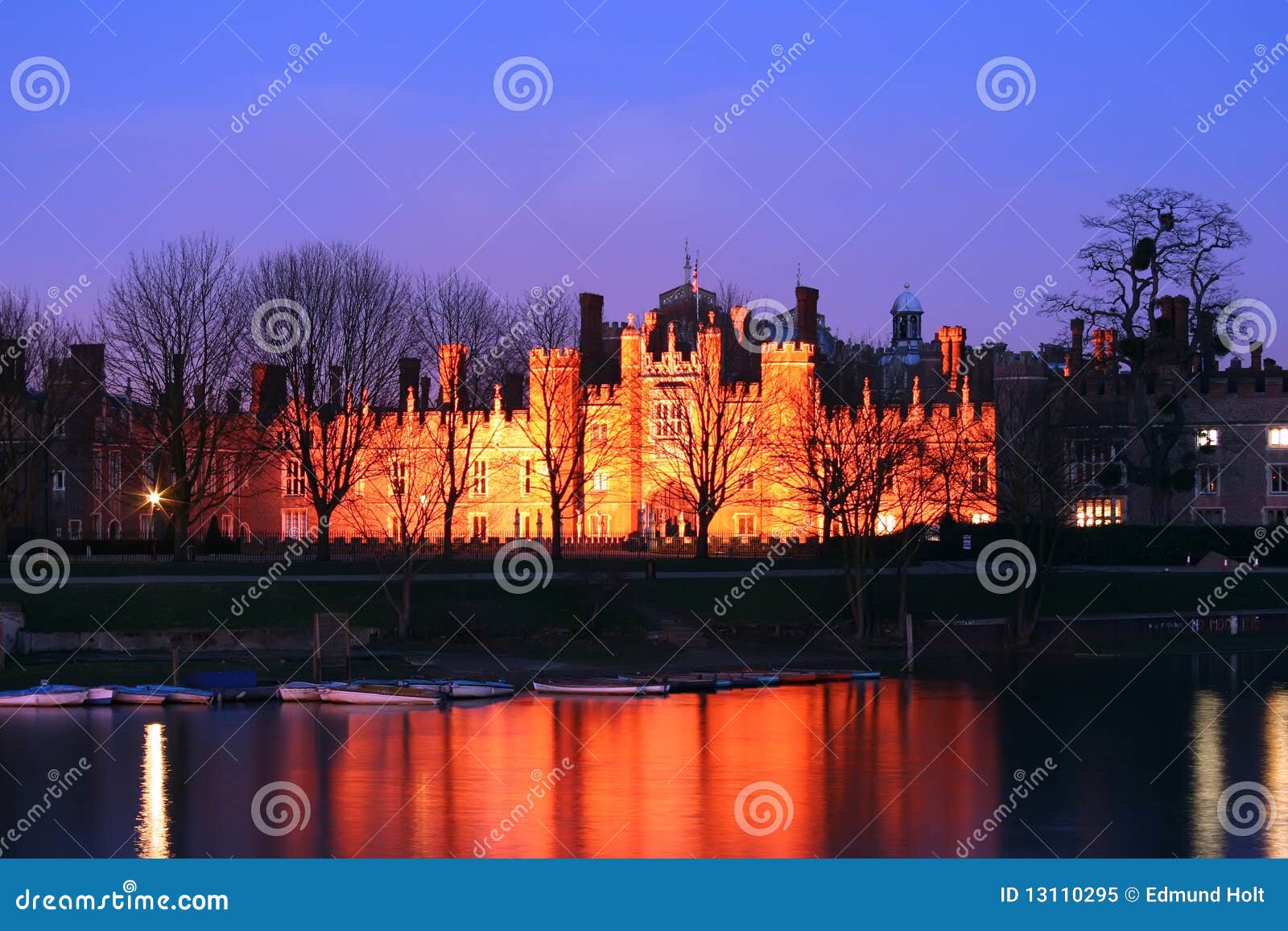 Hampton Court Palace at Night Stock Image - Image of henry, boats: 13110295
