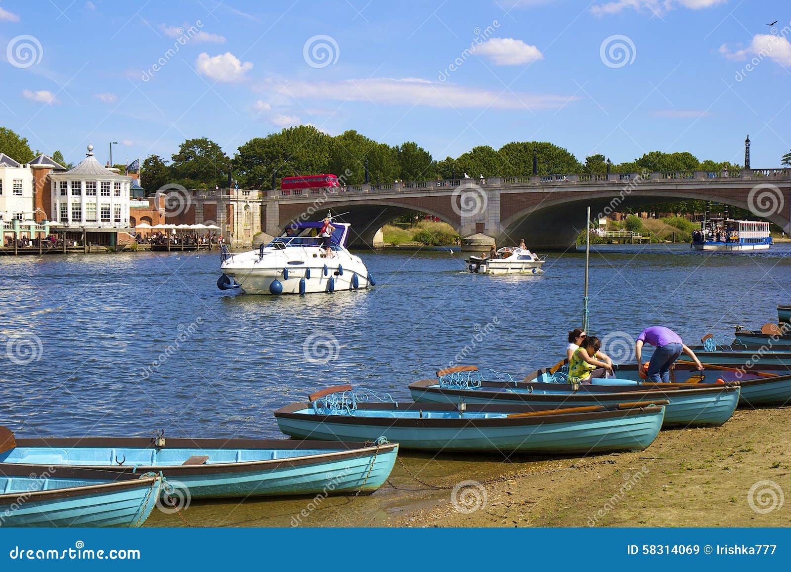 Hampton Court and River Thames Front Editorial Stock Image - Image of ...