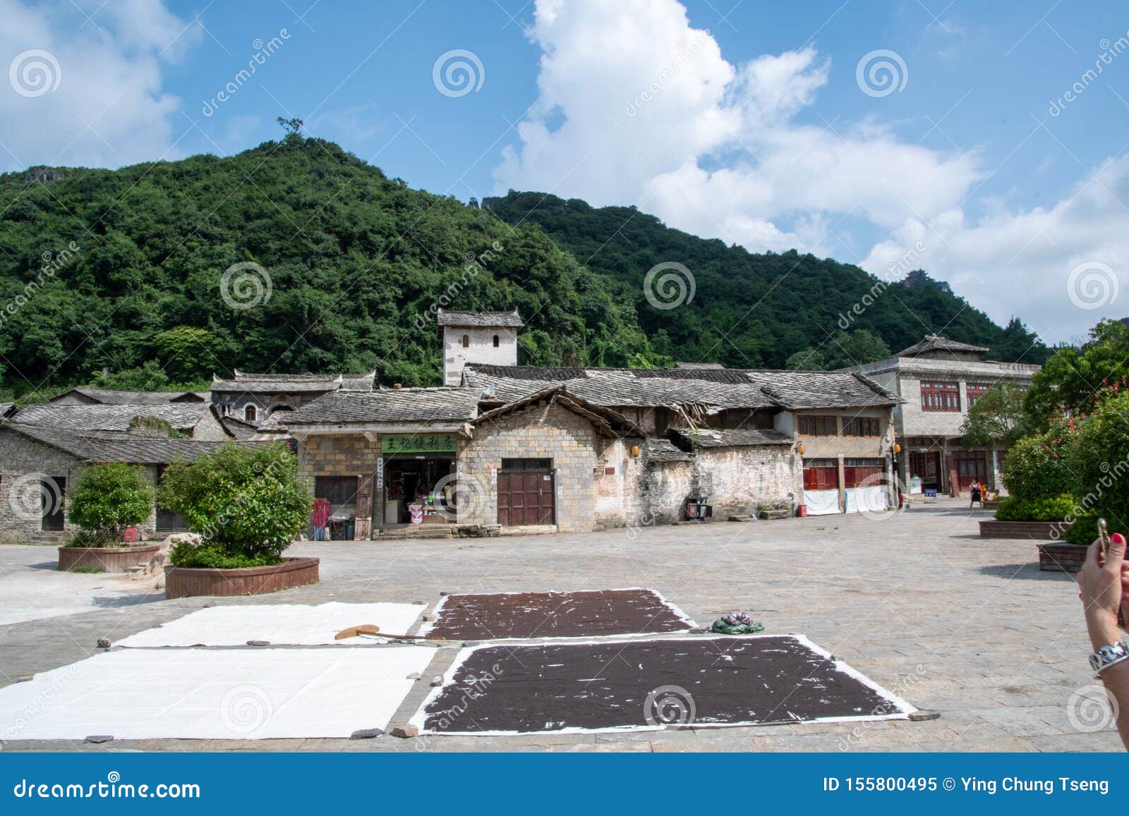Han People Live In Ethnic Minority Settlements For 600 Years Stock