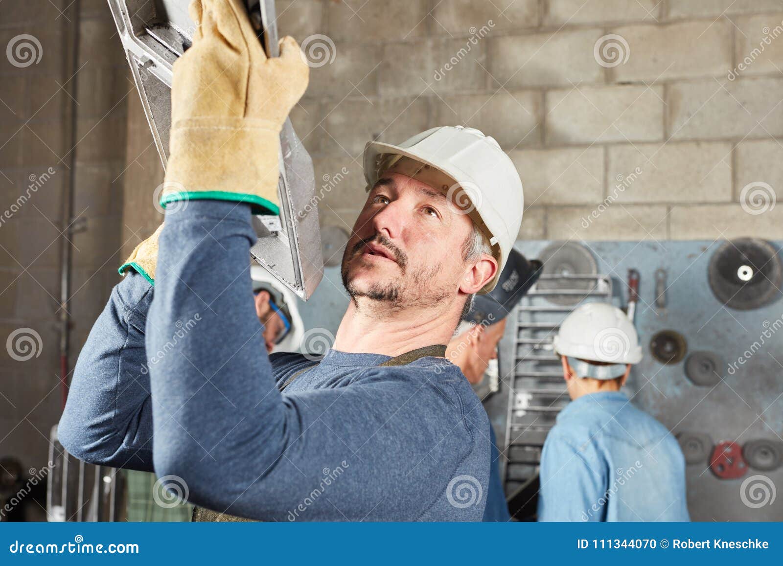 Hand arbeider in fabriek stock foto. Image of kraag - 111344070