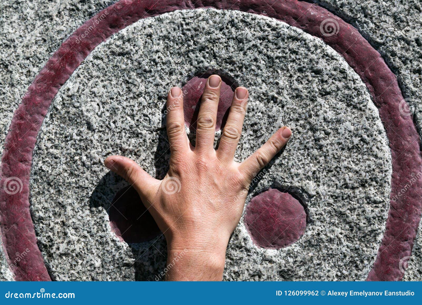 Hand Auf Dem Heidnischen Symbol Auf Dem Stein Stockfoto - Bild von ...