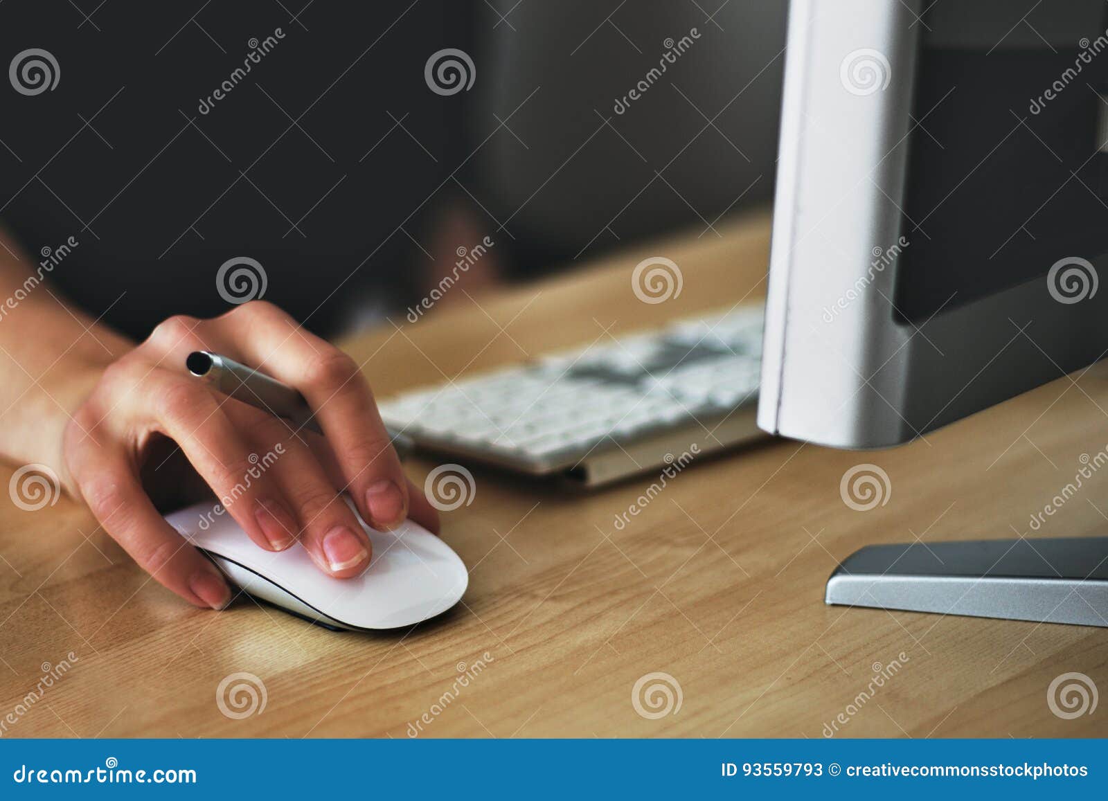 Hand Maus Neben Computer Bild. Bild: 93559793