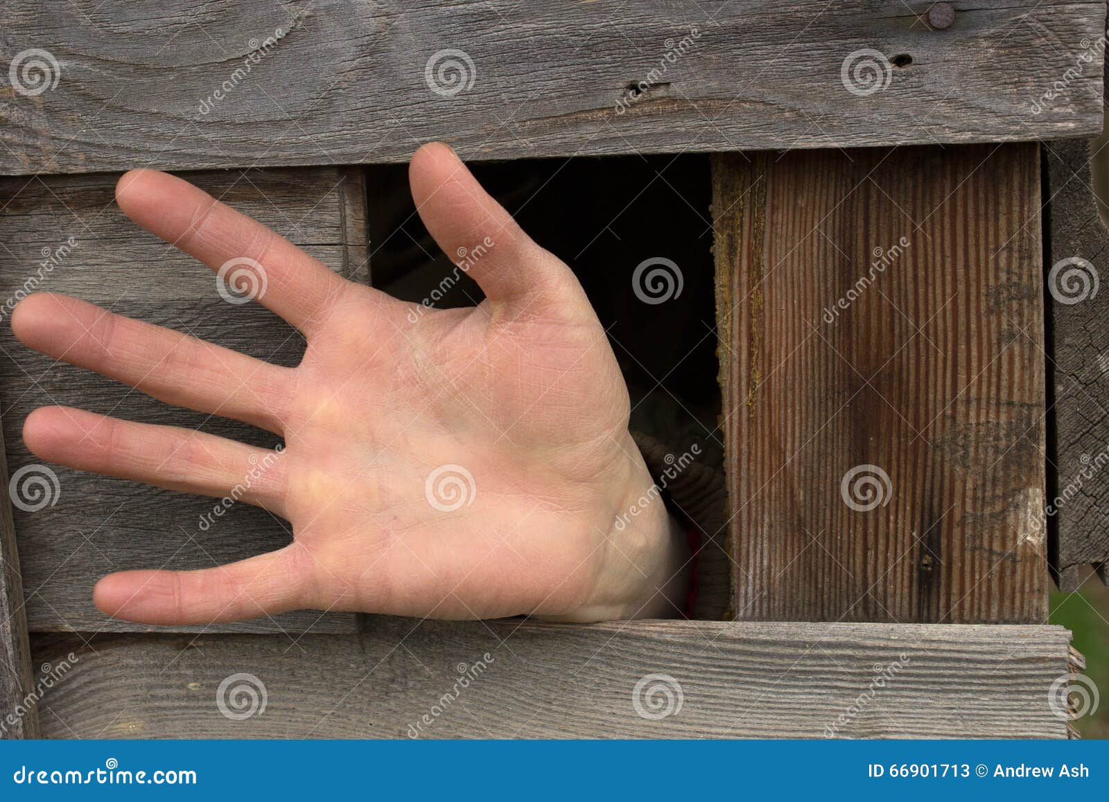 Hand Ausgedehnt Durch Loch in Der Wand Stockbild - Bild von finger ...