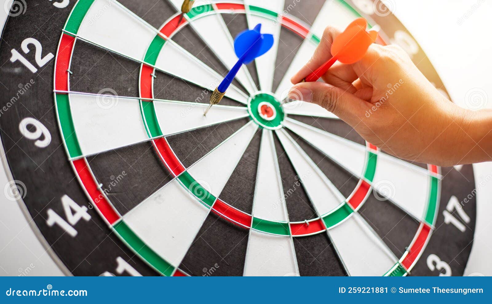 Hand Business Put a Dart Hit on the Target,Goal Target Concept Stock ...