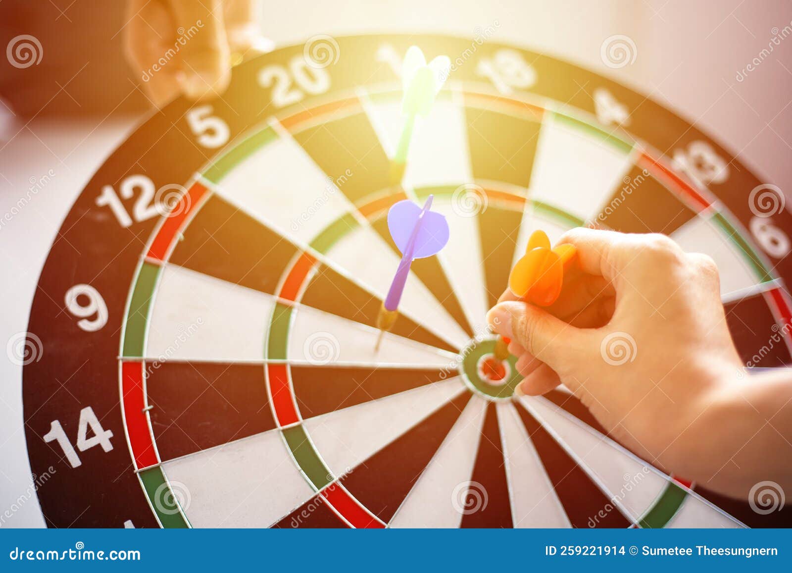 Hand Business Put a Dart Hit on the Target,Goal Target Concept Stock ...