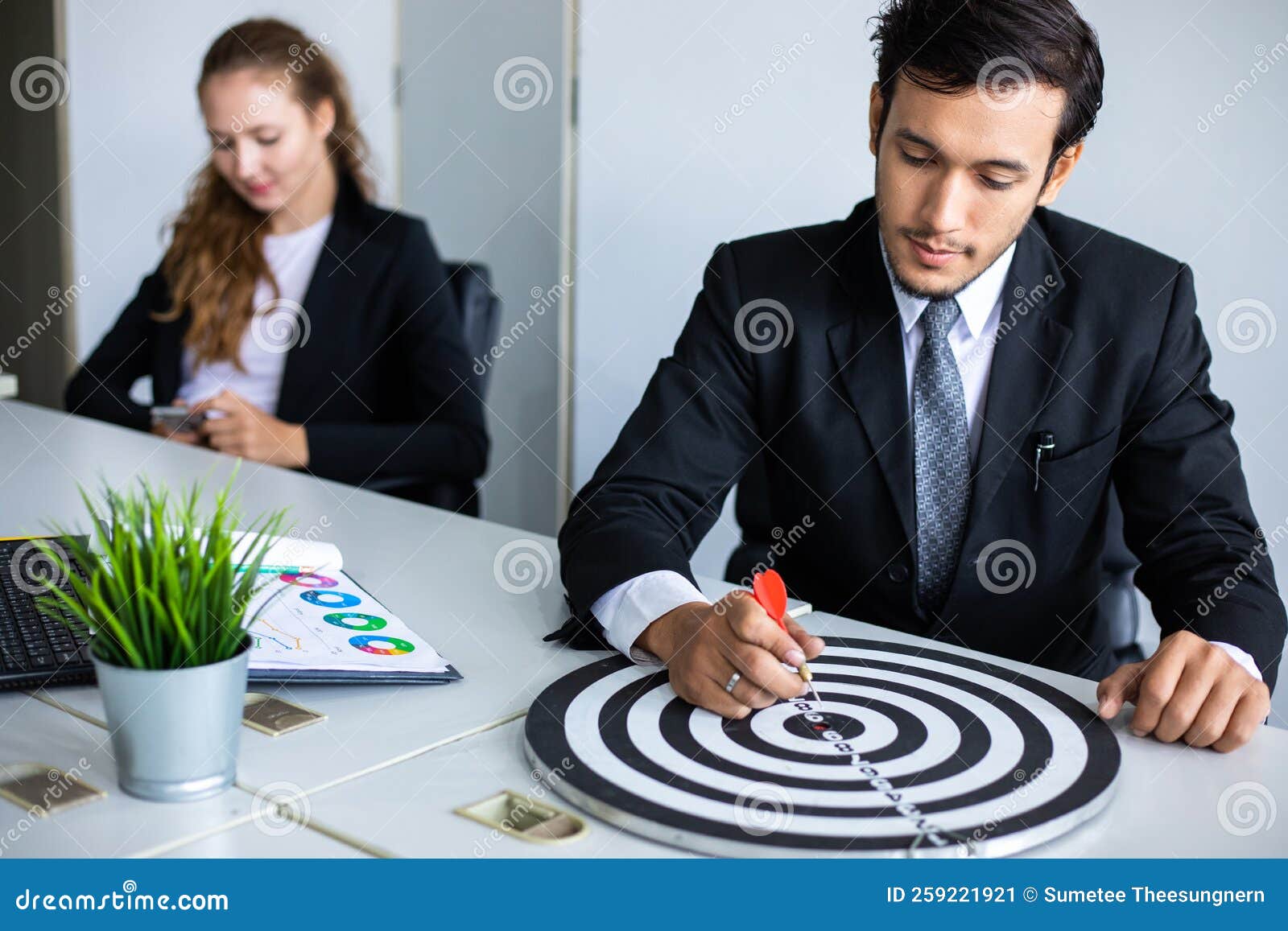 Hand Business Put a Dart Hit on the Target,Goal Target Concept Stock ...