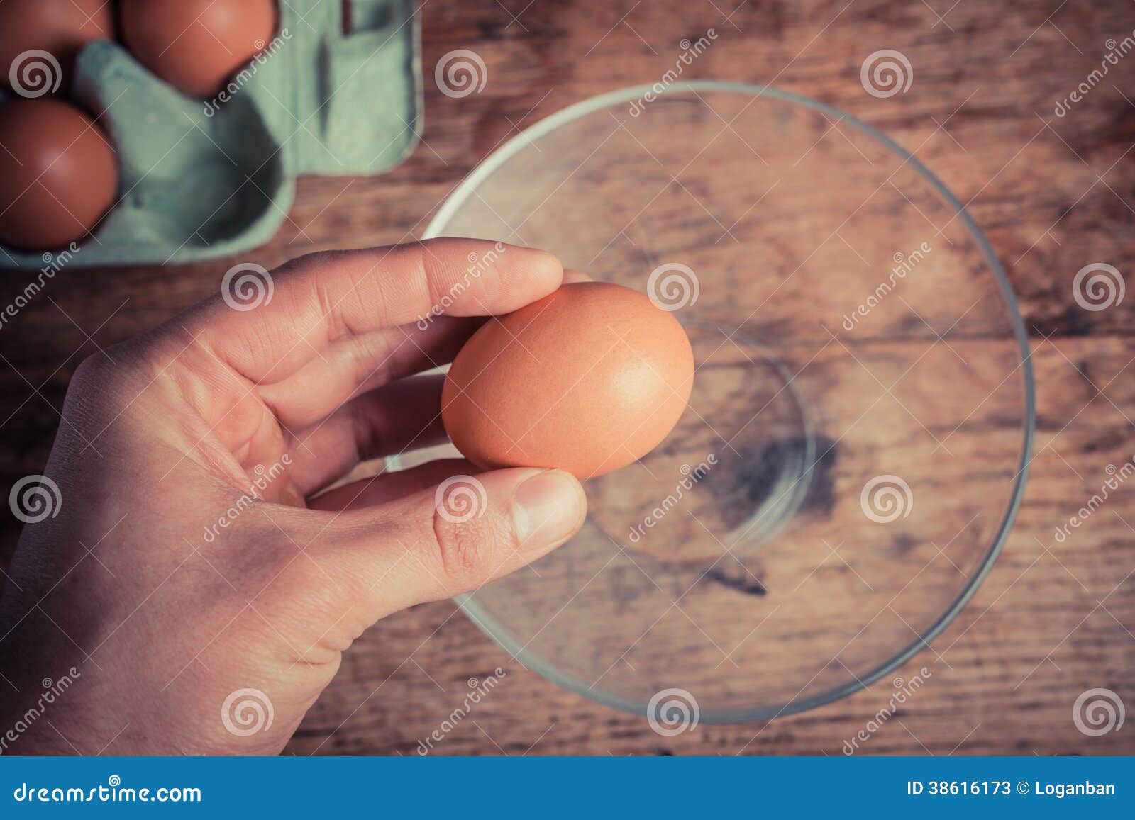 Hand cracking egg stock image. Image of bake, cooking - 38616173