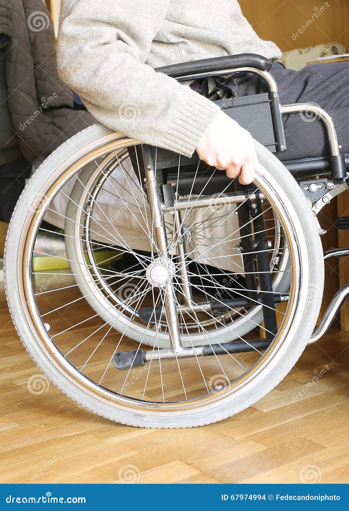 Hand Der Junge Gesperrt Im Rad Des Rollstuhls Stockfoto - Bild von ...