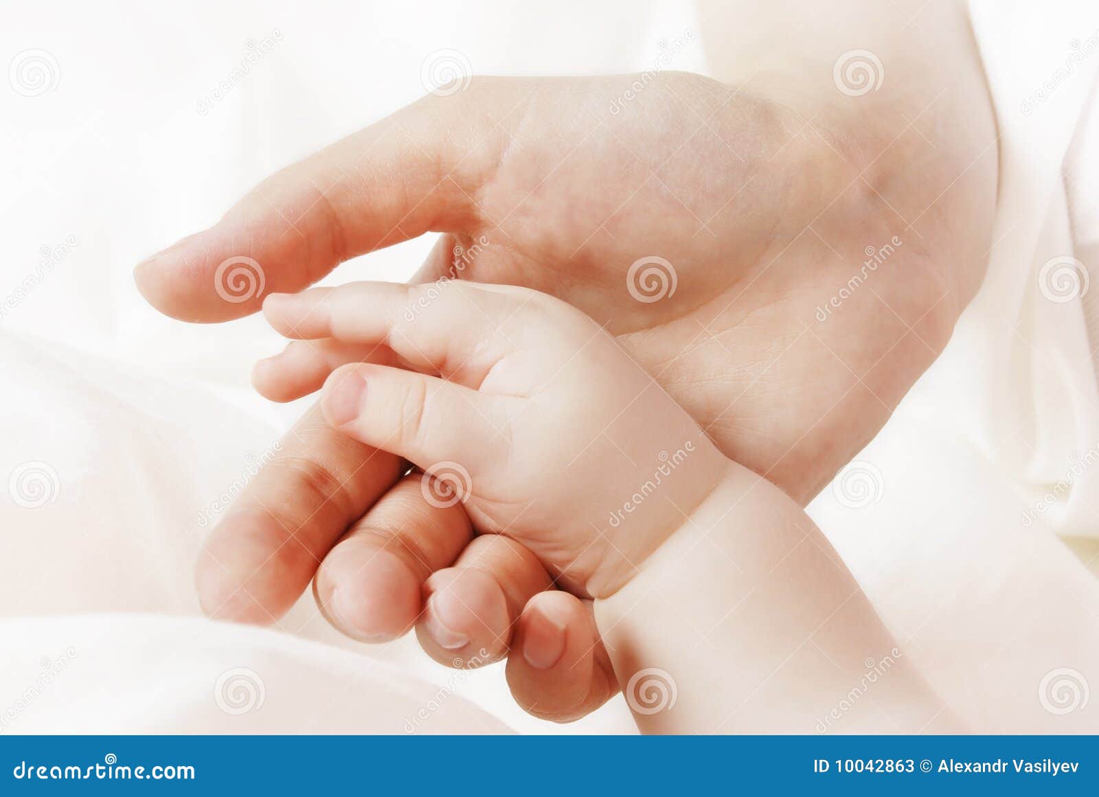 Hand Des Kindes in Einer Hand Der Mutter Stockbild - Bild von ...