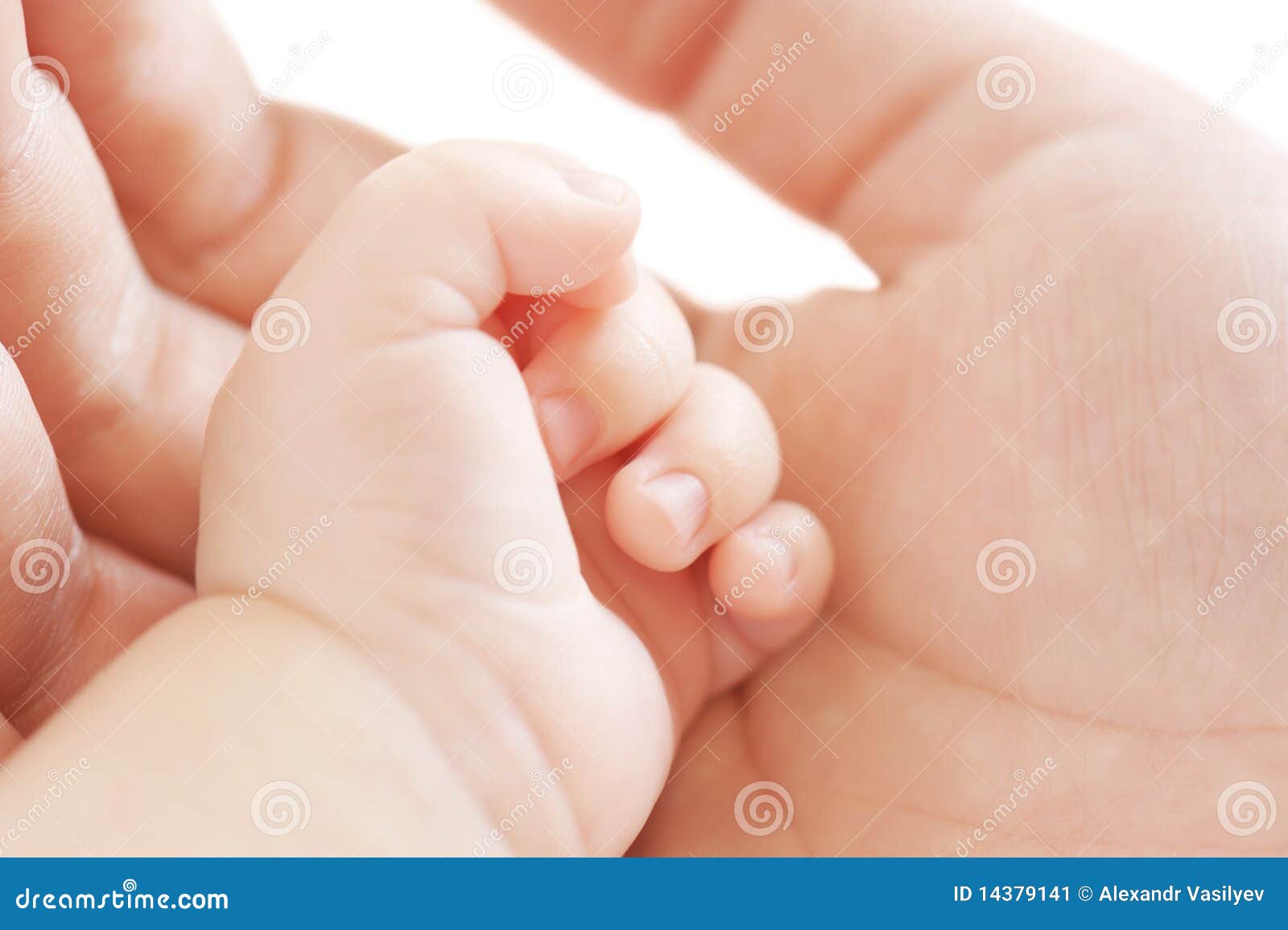 Hand Des Kindes in Einer Hand Der Mutter Stockbild - Bild von hand ...