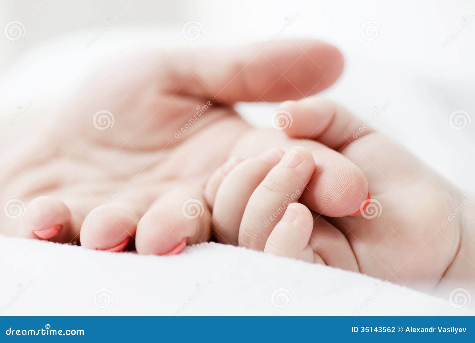 Hand Des Kindes in Einer Hand Der Mutter Stockfoto - Bild von hand ...