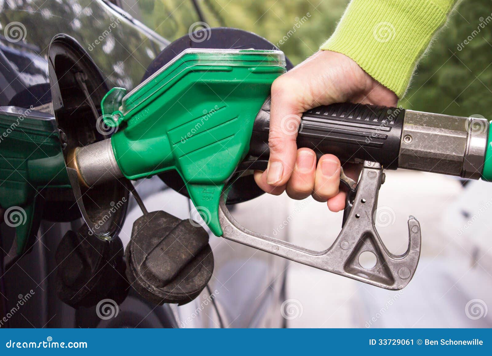 Hand Die De Autotank Vullen Met Benzine Stock Afbeelding - Image of ...