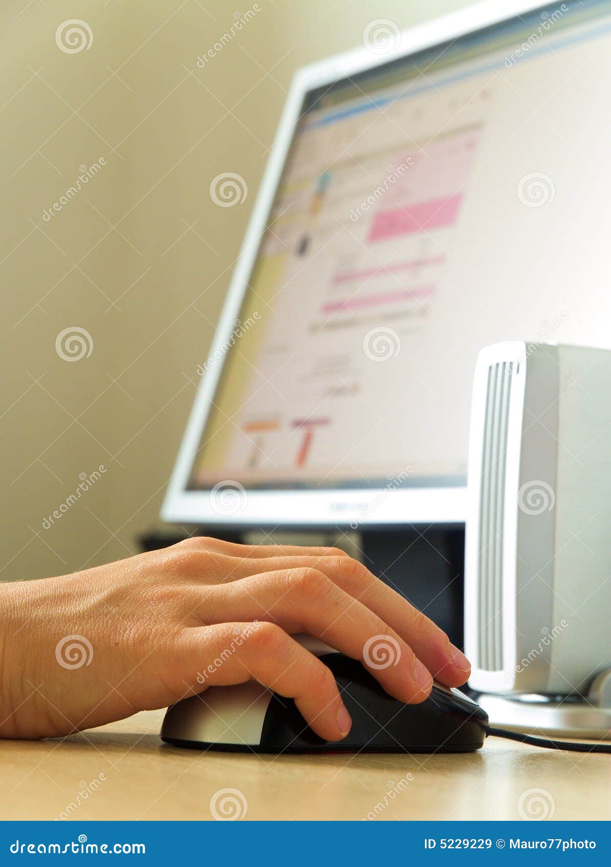 Hand die de muis beweegt stock afbeelding. Image of computer - 5229229