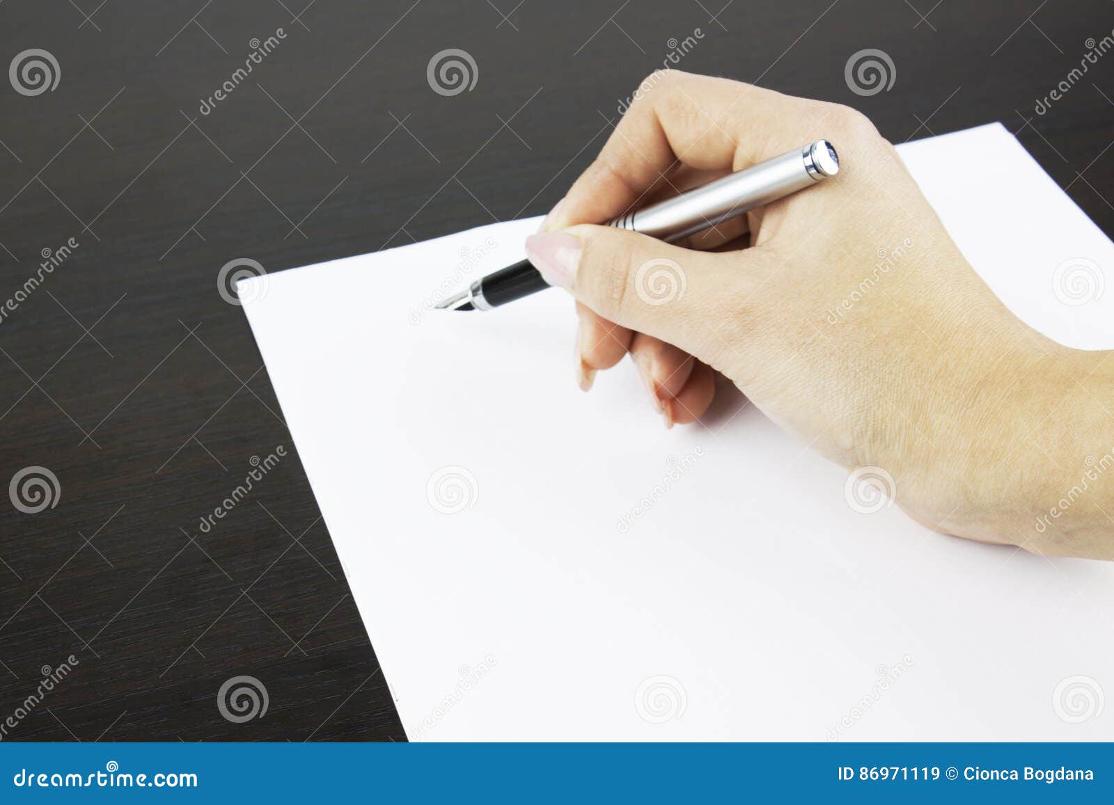 Hand, Die Ein Dokument Unterzeichnet Stockbild - Bild von kalligraphie ...