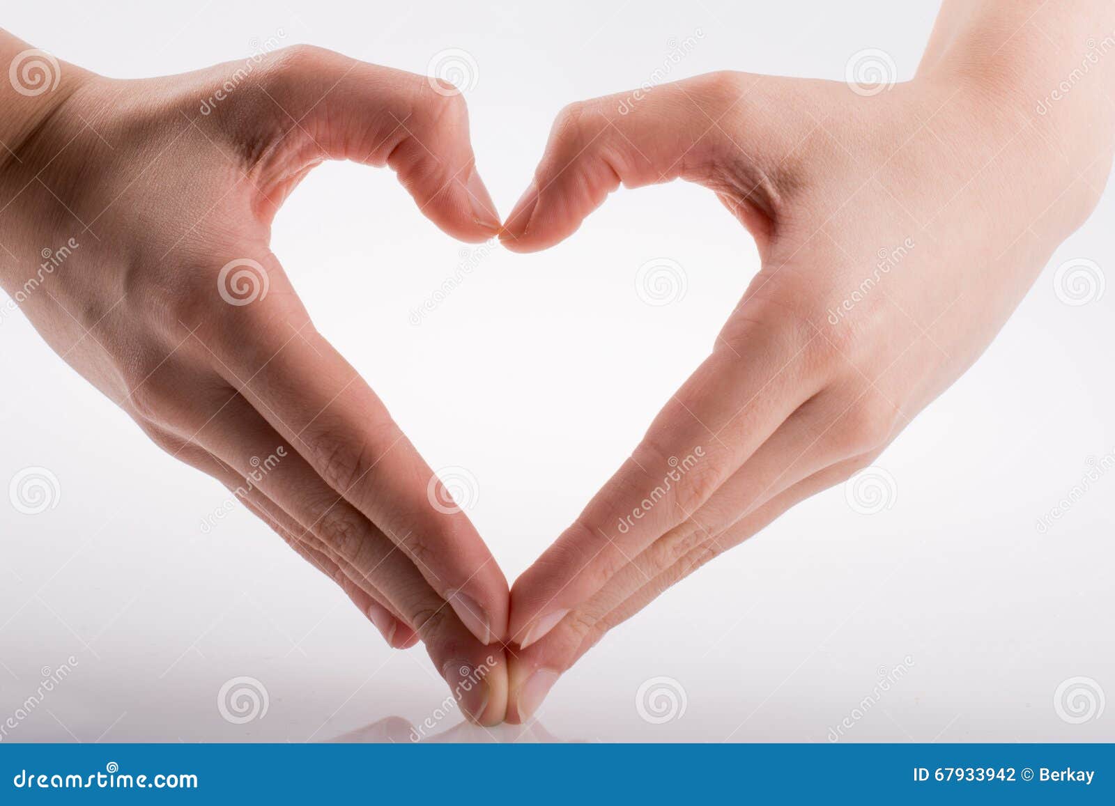 Hand, die ein Herz macht stockfoto. Bild von leute, hintergrund - 67933942