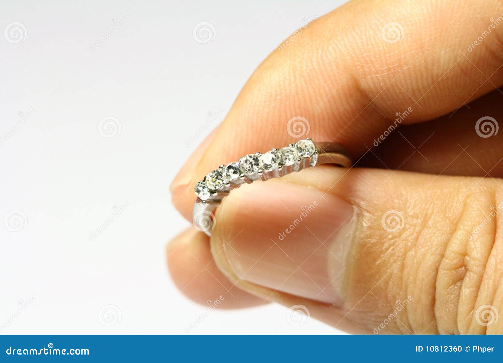 Hand, Die Einen Diamant-Ring Anhält Stockfoto - Bild von steine ...
