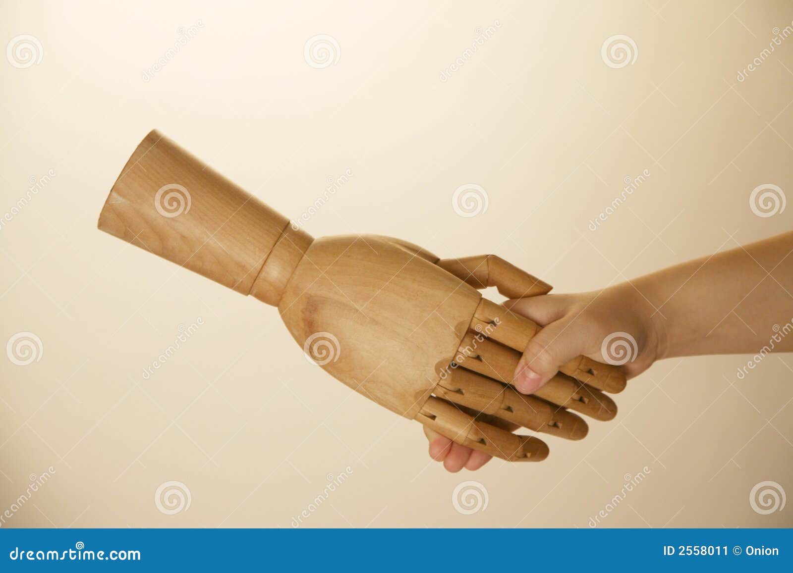 Hand Die Houten Hand Schudt Stock Afbeelding - Image of schok, paar ...