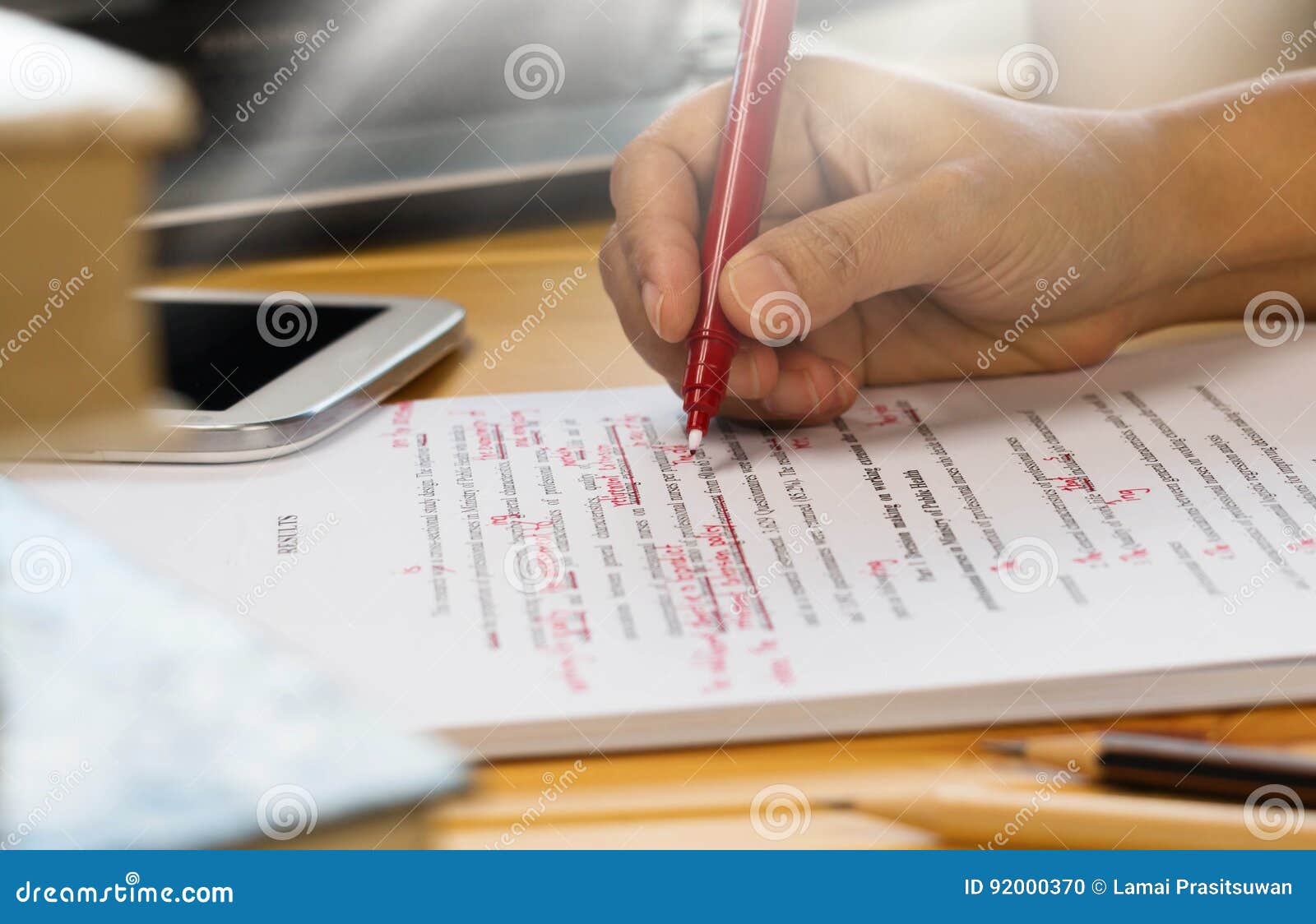 Hand Die Rode Pen Over Het Corrigeren Tekst Houden Stock Foto - Image ...