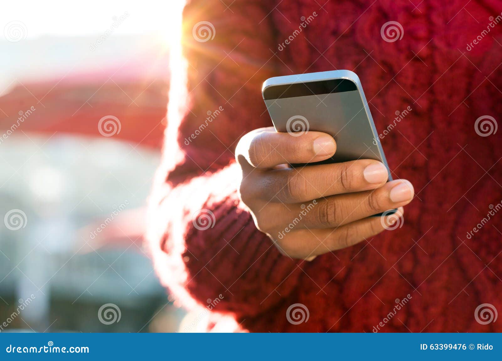 Hand, Die am Telefon Schreibt Stockfoto - Bild von hand, draussen: 63399476