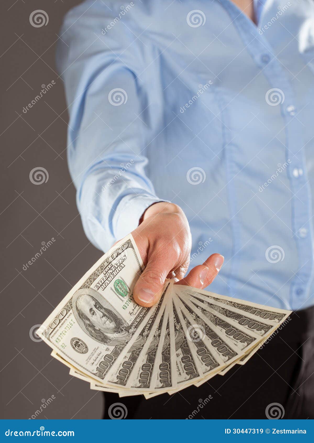 Hand die uit geld bereiken stock afbeelding. Image of begrip - 30447319