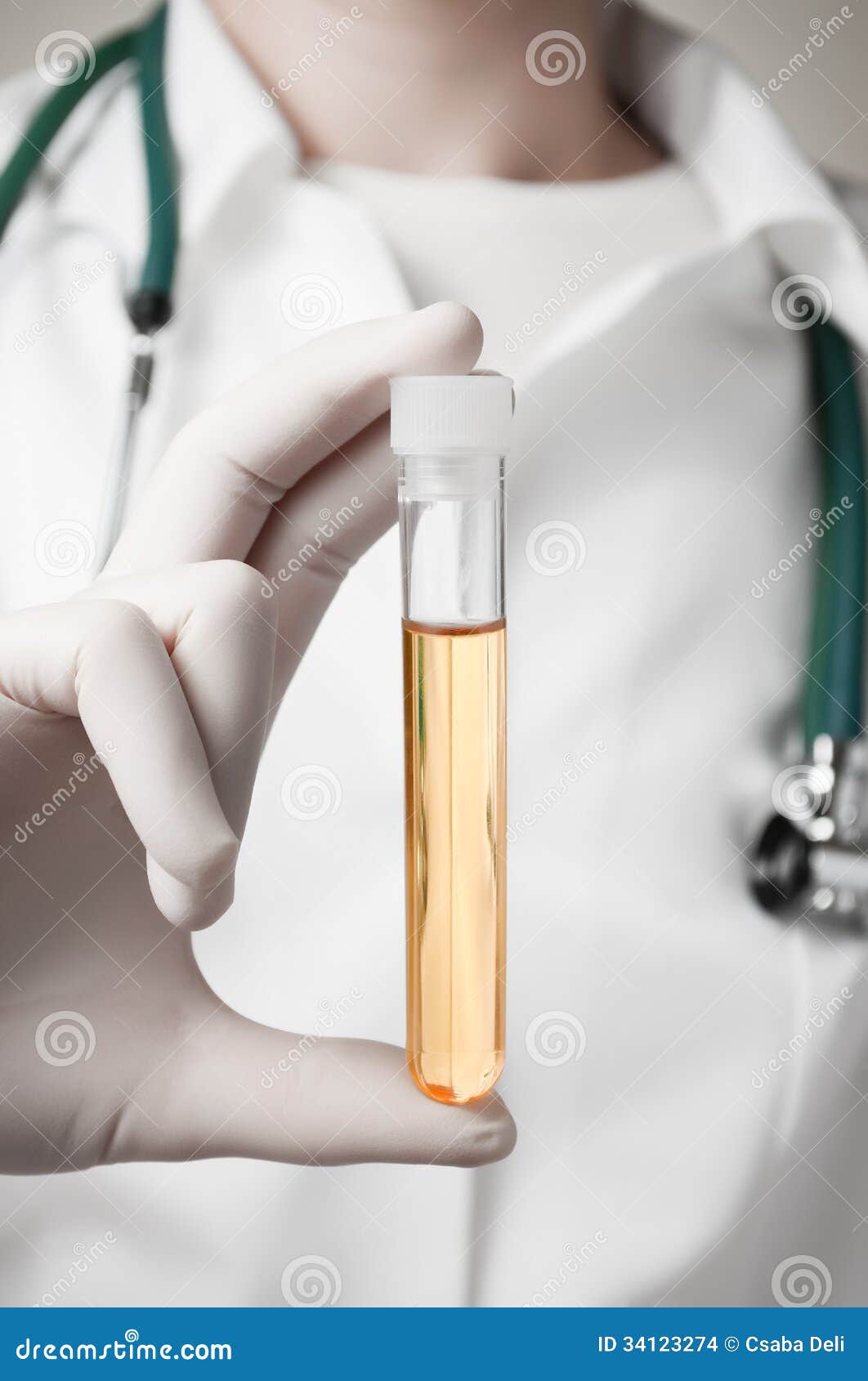 Hand Doktors mit Urinprobe stockfoto. Bild von untersuchen - 34123274