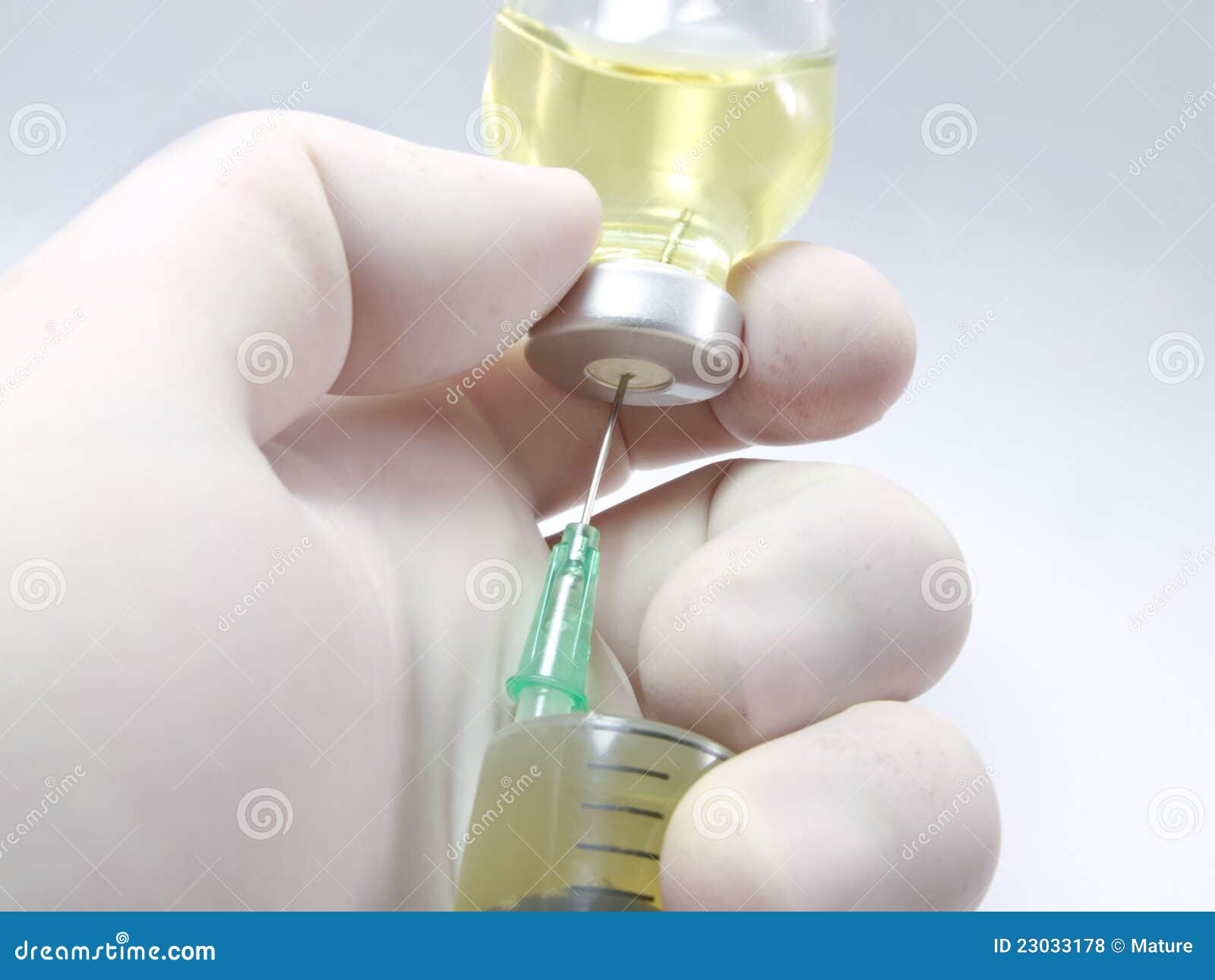 Hand, Eine Spritze Und Phiole Stockfoto - Bild von doktoren, klinik ...