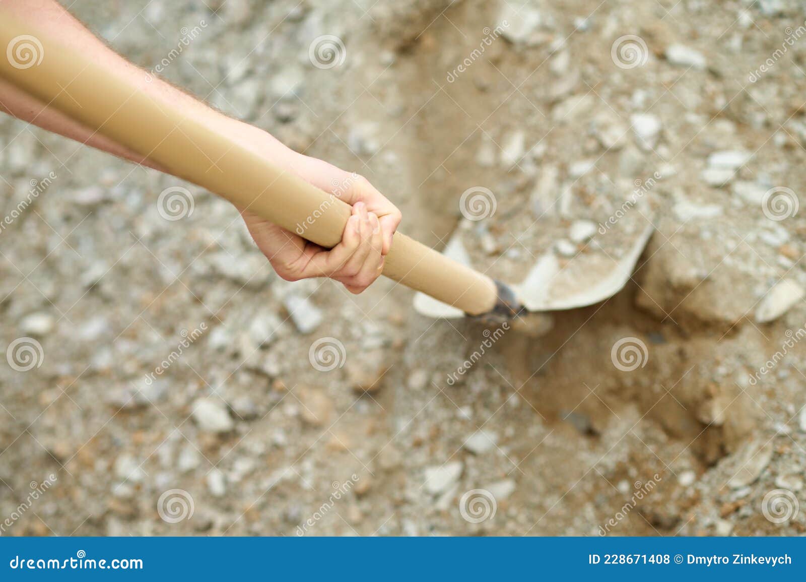 Hand of an Experienced Builder Digging Ground Using a Spade Stock Photo ...