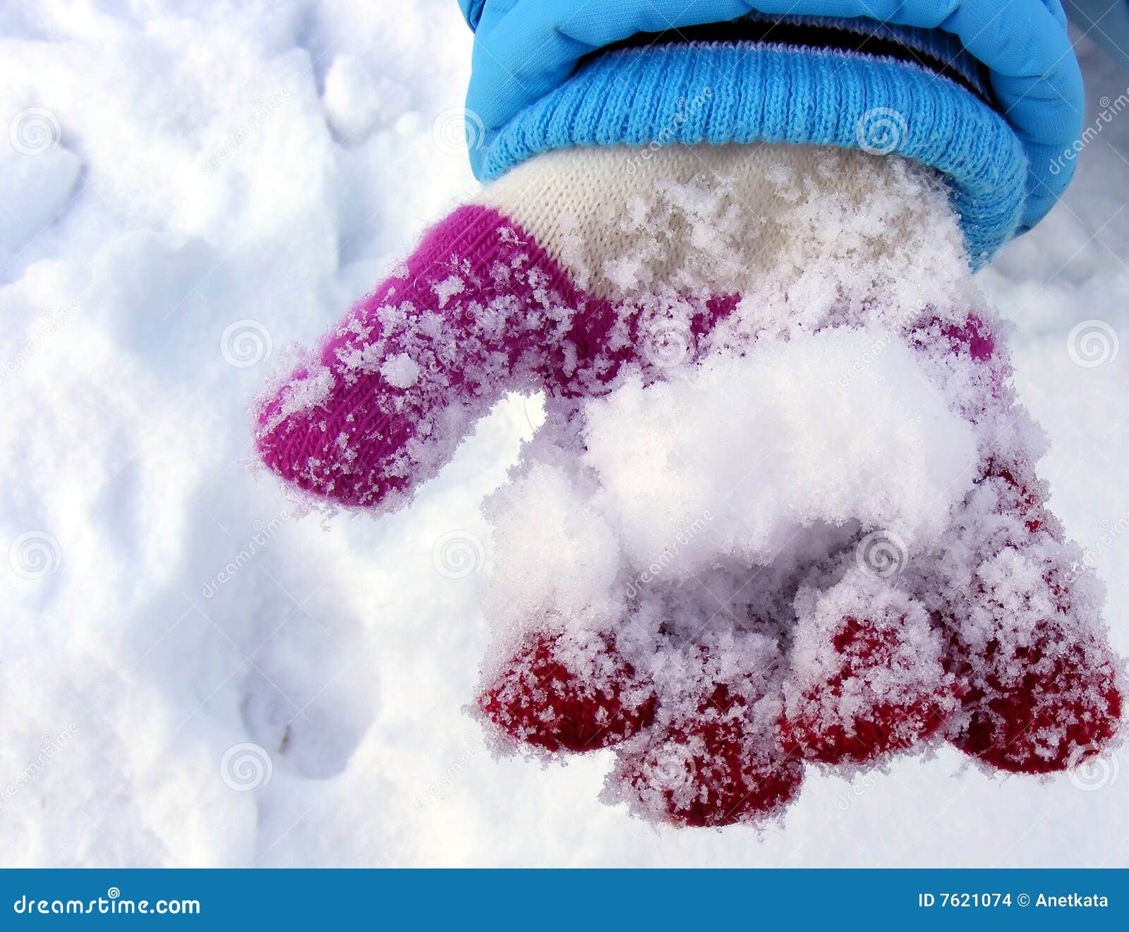 Hand with glove and snow stock photo. Image of snow, snowfall - 7621074