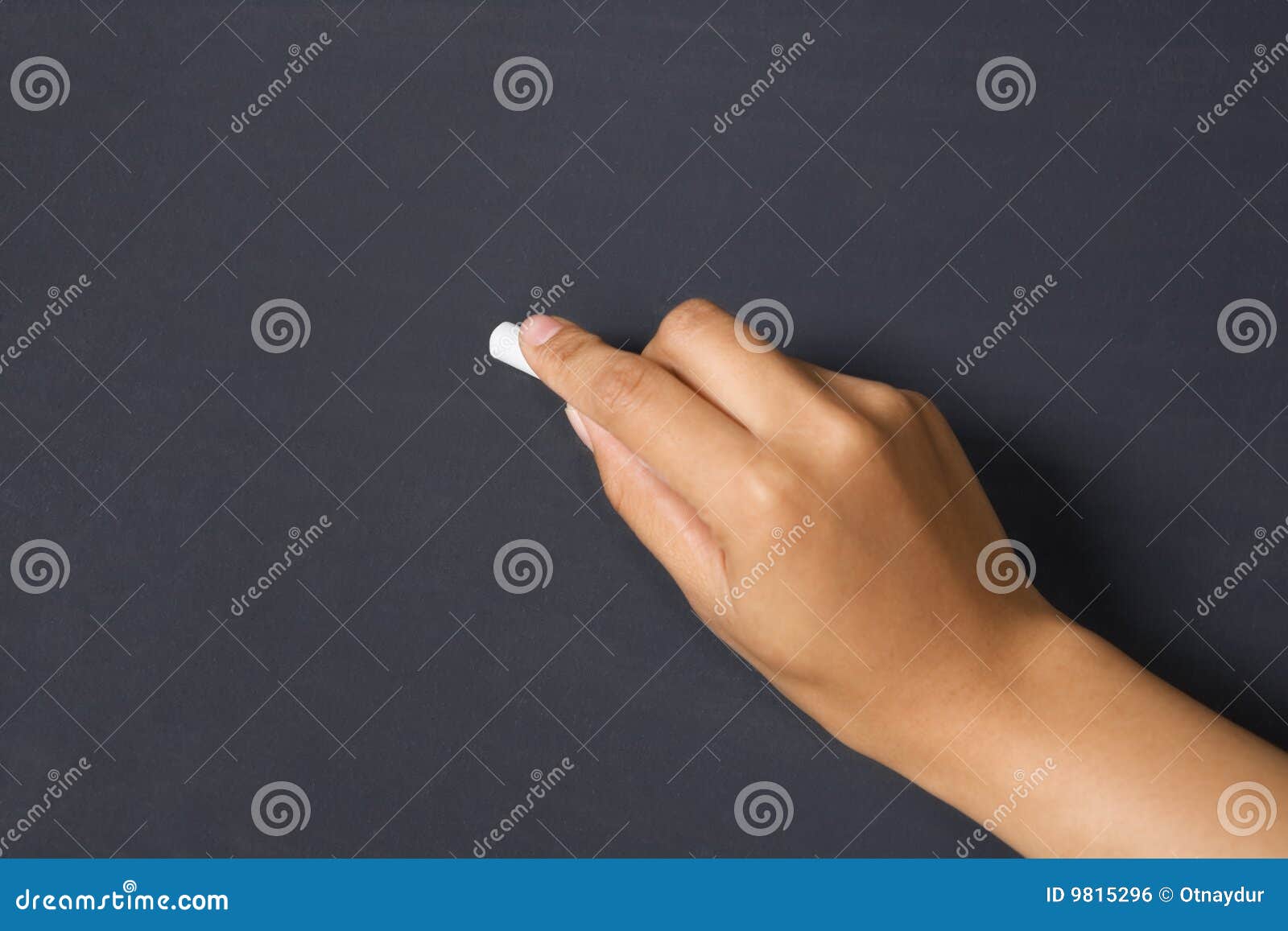 Hand Hält Kreide Auf Tafel an Stockfoto - Bild von schreiben ...