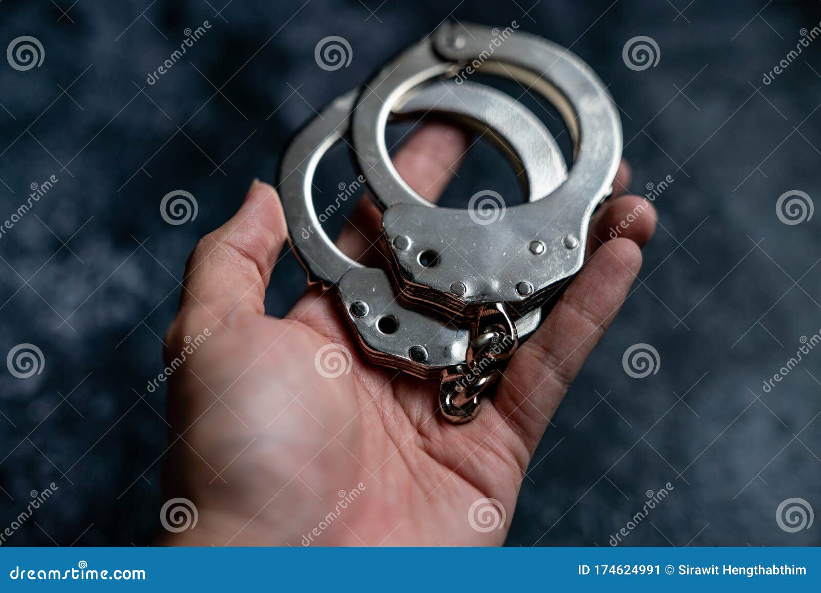 Hand, Halten Die Handschellen Auf Rostigem Hintergrund Stockbild - Bild ...