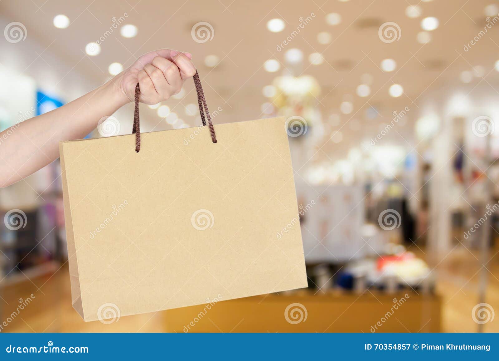 Hand hold shopping bag stock image. Image of retail, blurry - 70354857