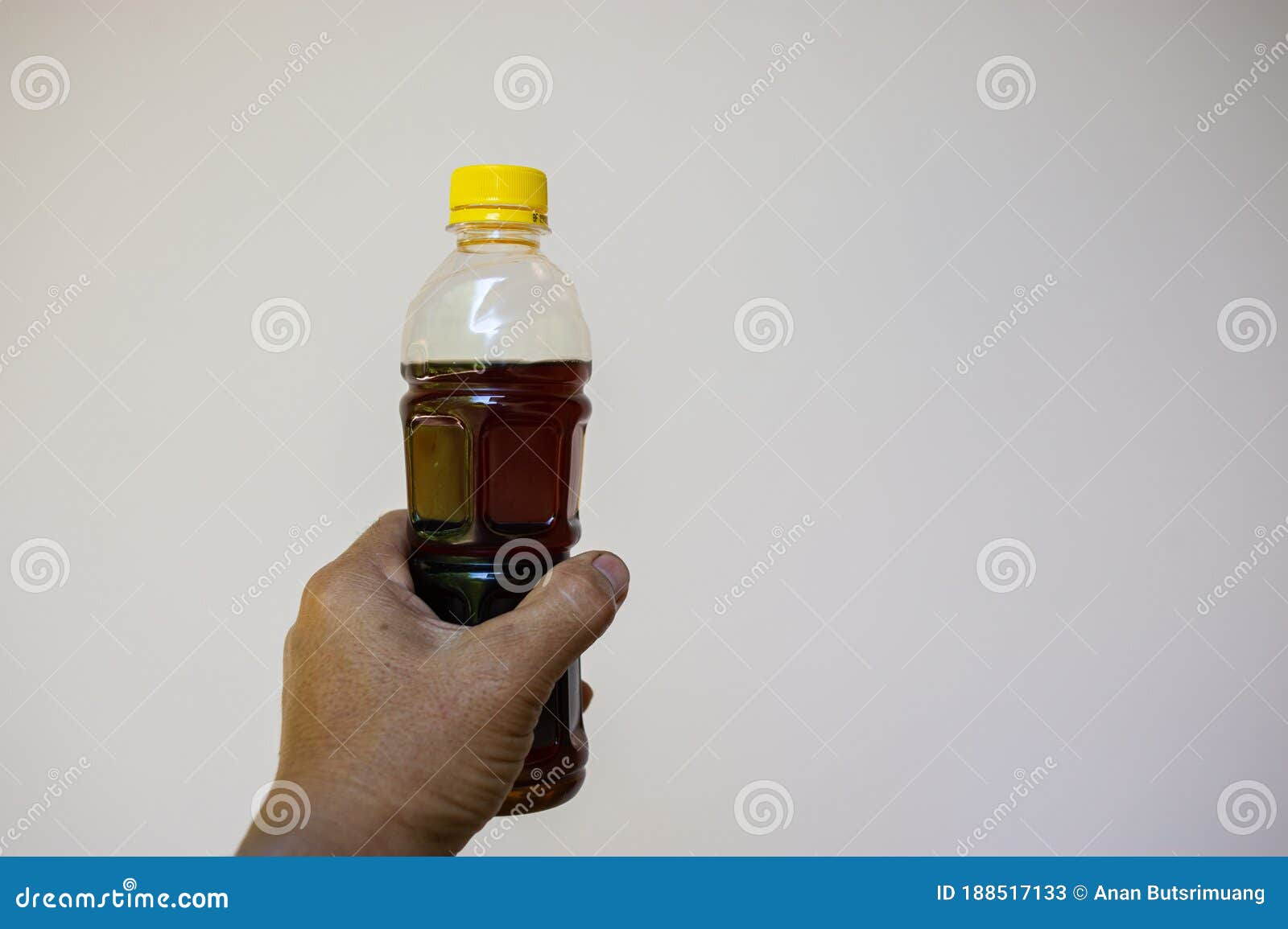 The Hand is Holding Iced Tea Stock Image - Image of drink, brown: 188517133