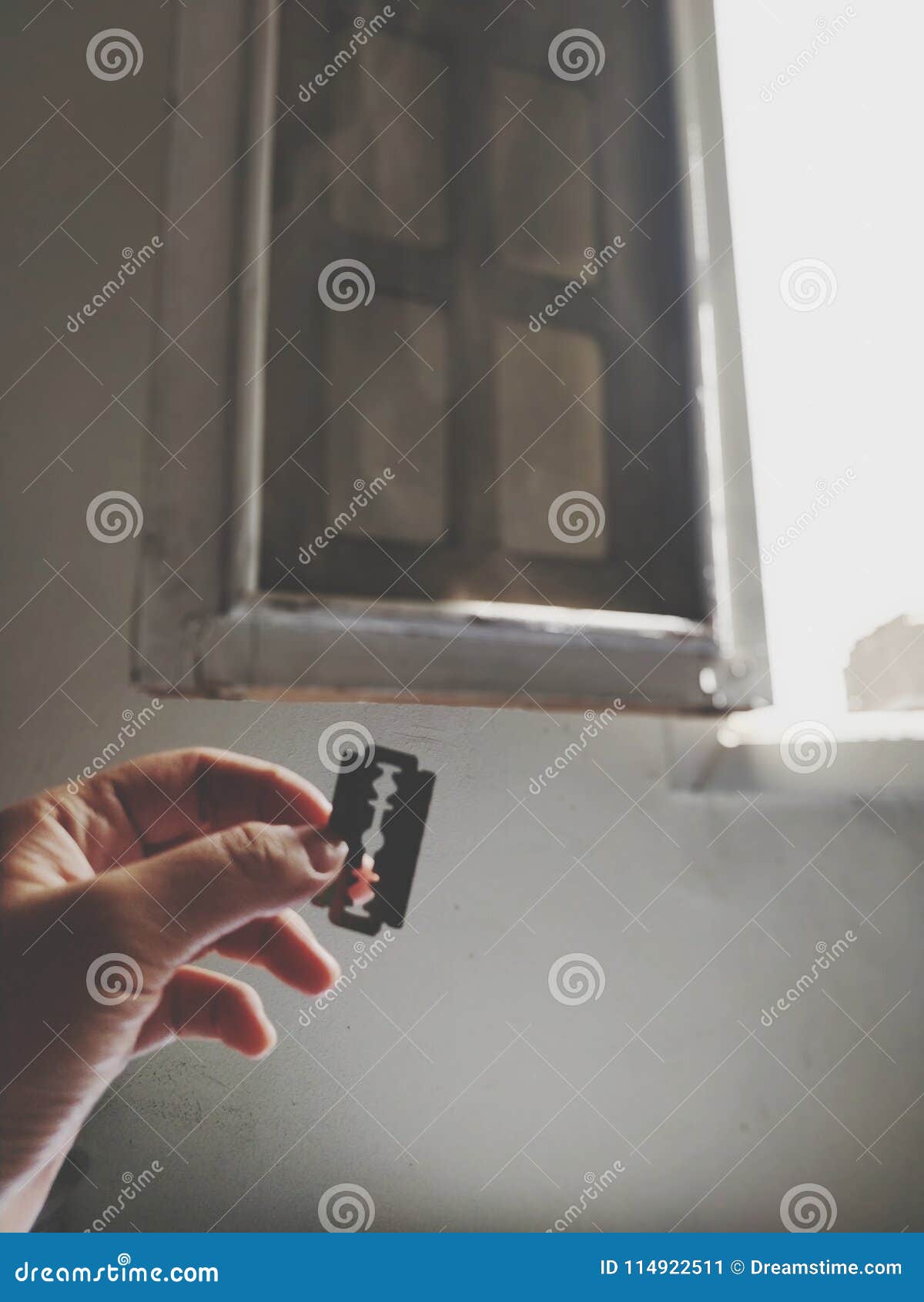 Hand Holding Razor Blade Stock Photos - Download 613 Royalty Free Photos