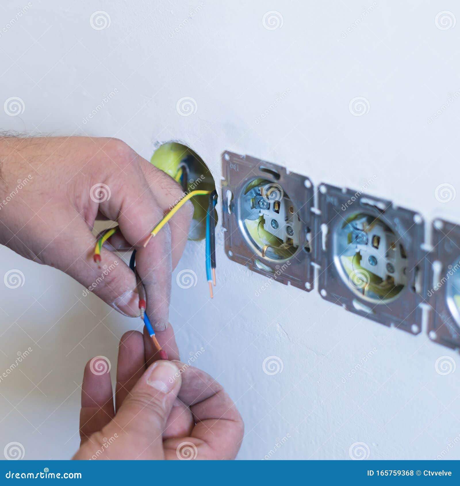 Hand Installation Elektrischen Kabel Stockfoto - Bild von ausrüstung ...
