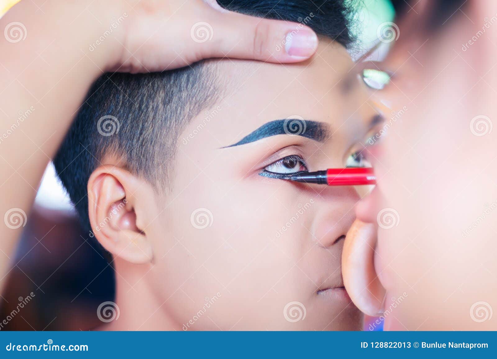 Hand of Make-up Master, the Makeup Artist Does Makeup for the Br Stock ...