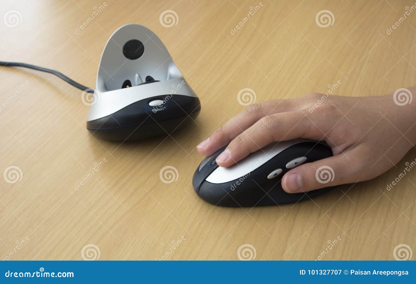 Hand met Draadloze Muis stock afbeelding. Image of horizontaal - 101327707