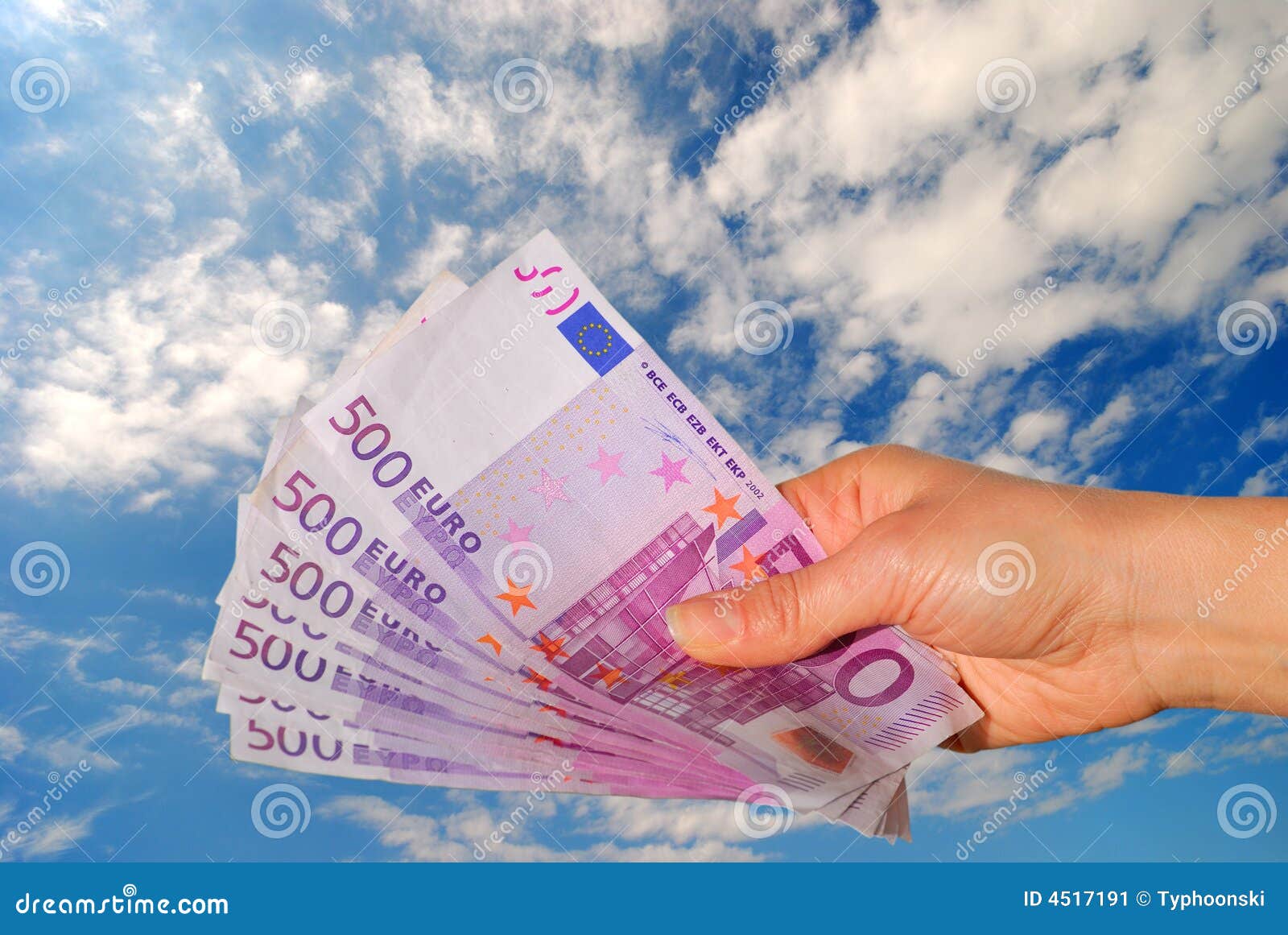 Hand met geld stock afbeelding. Image of financiën, wolken - 4517191