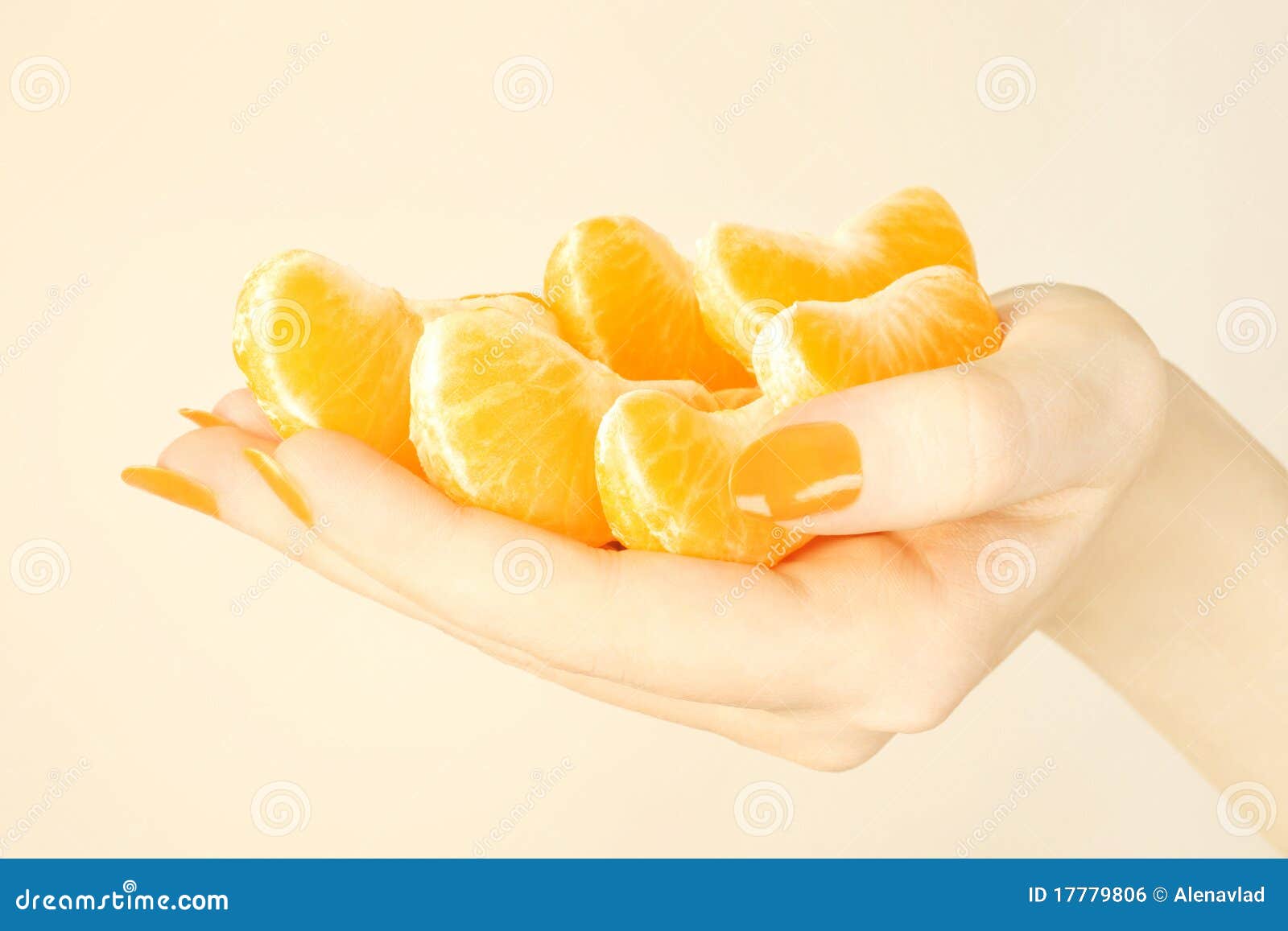 Hand met mandarijn. stock foto. Image of achtergrond - 17779806