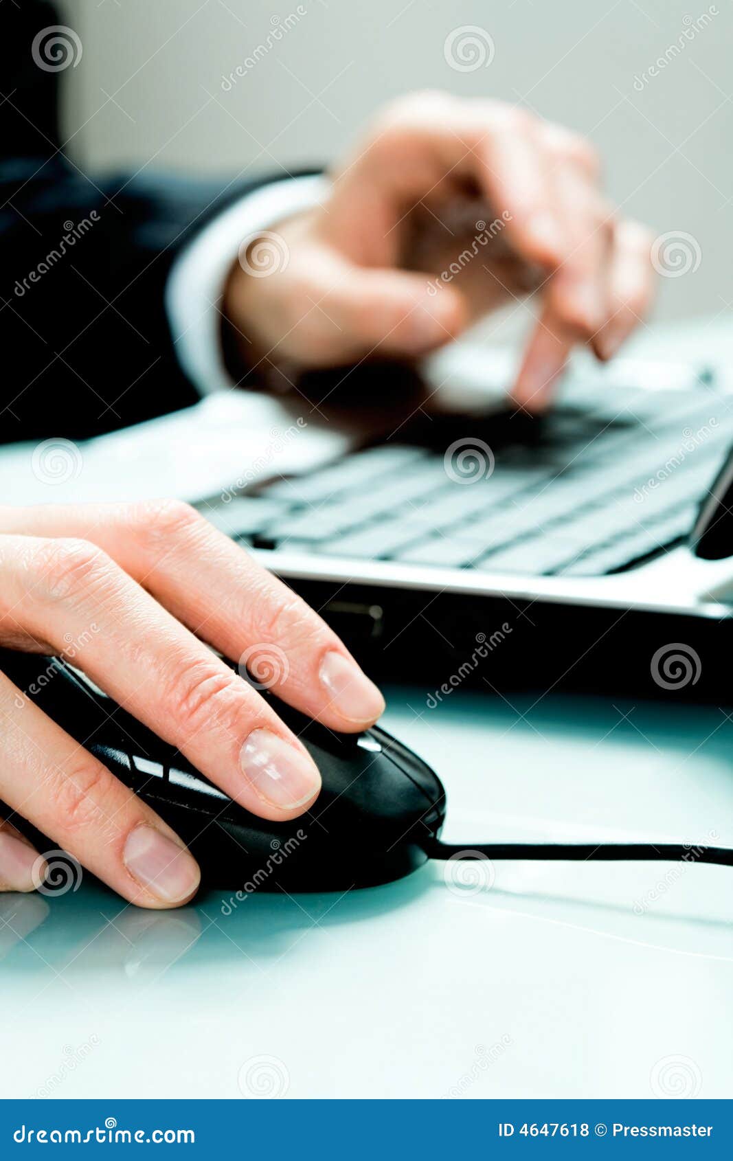 Hand met muis stock foto. Image of communiceren, randapparatuur - 4647618