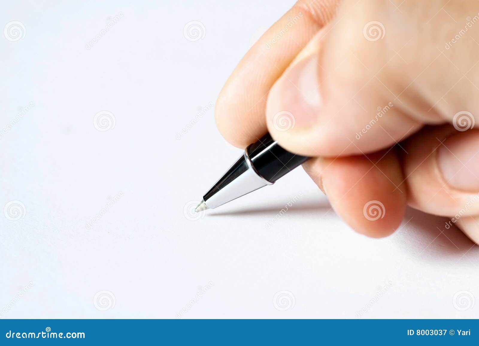 Hand Met Pen Op Het Document Stock Afbeelding - Image of bureau ...