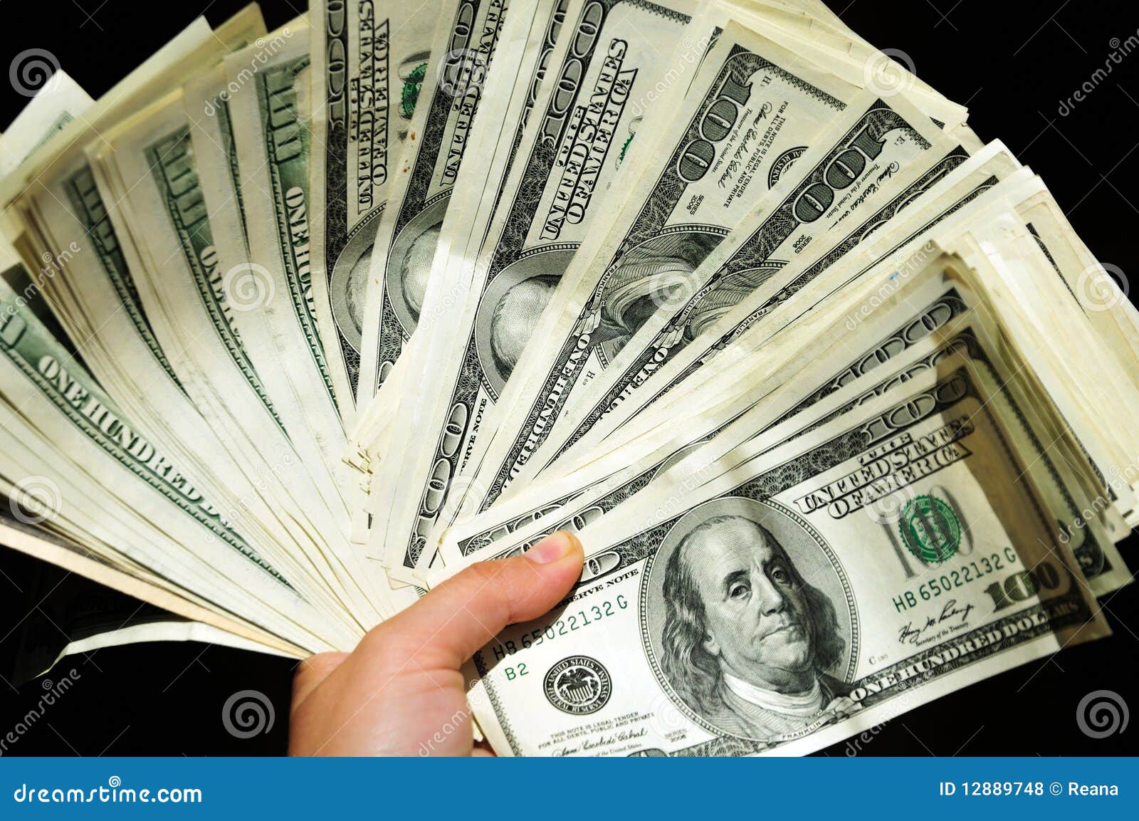 Hand met stapel van geld stock foto. Image of bankwezen - 12889748