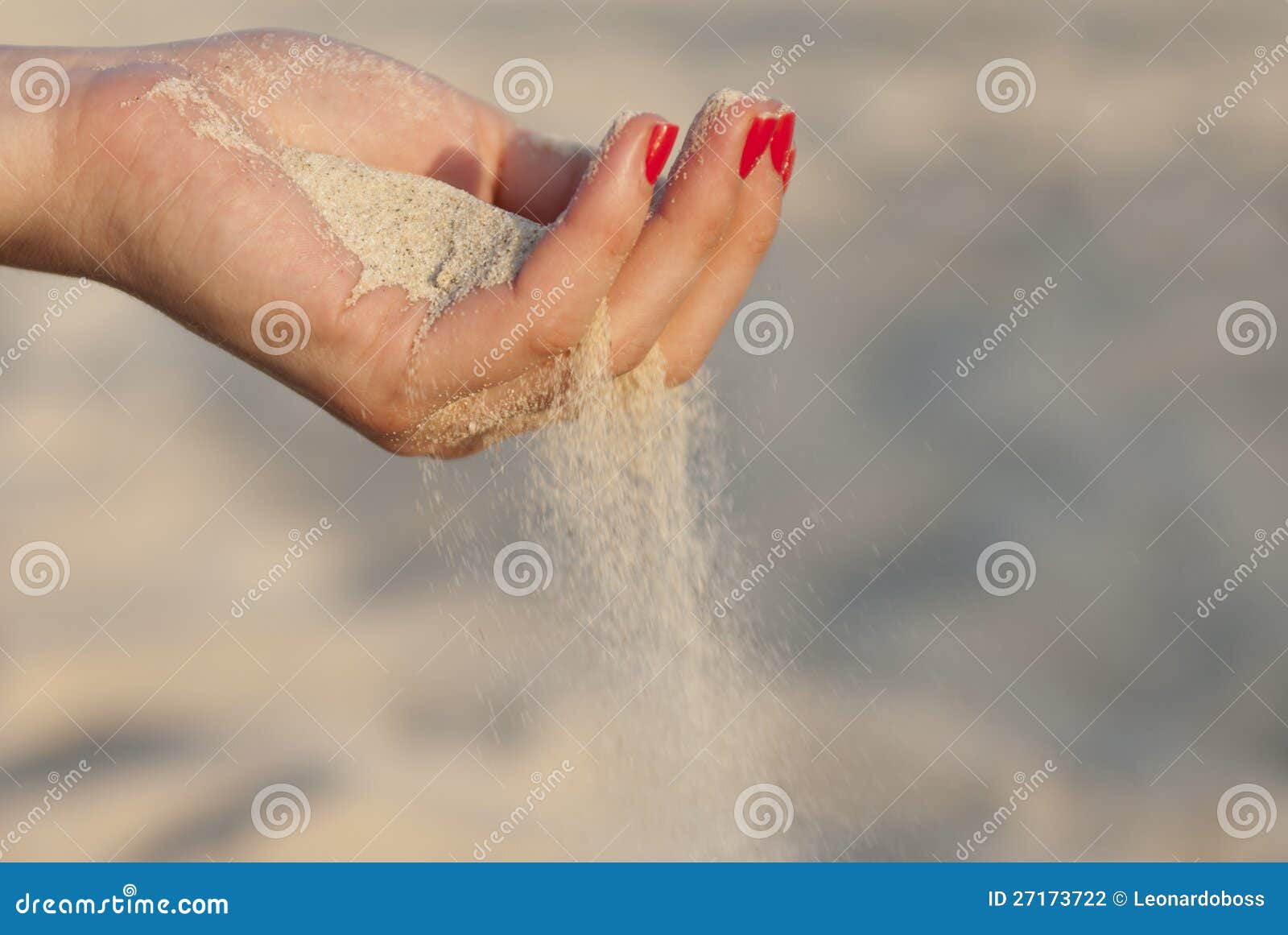 Hand met zand stock foto. Image of strand, bestemmingen - 27173722