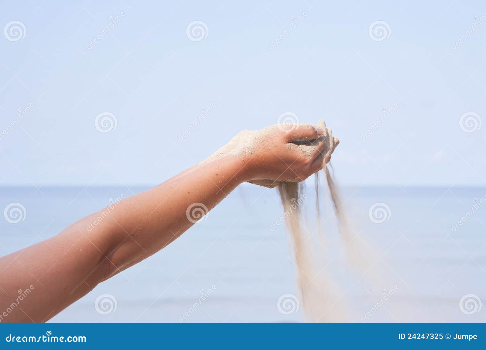 Hand met zand op overzees stock afbeelding. Image of pret - 24247325