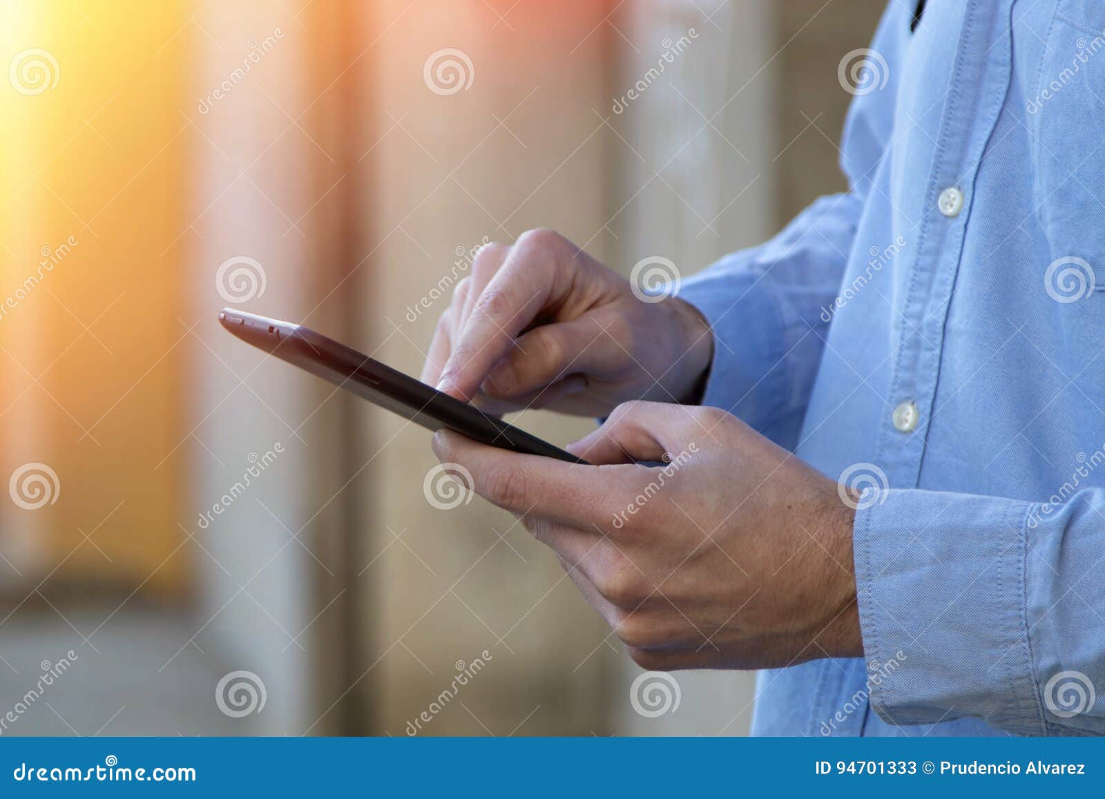 Hand Mit Der Digitalen Tablette Stockbild - Bild von inhalt, geschäft ...