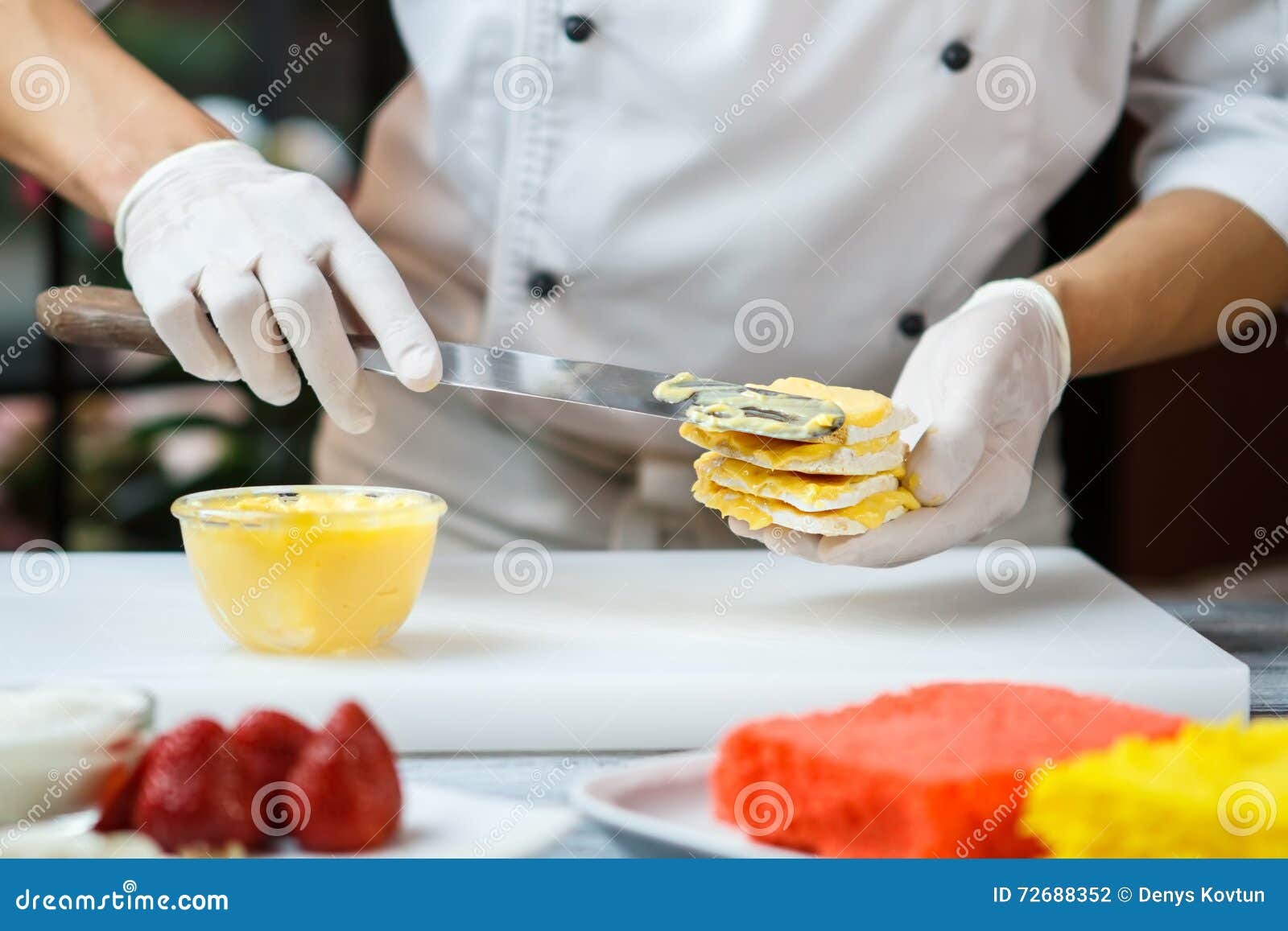 Hand Mit Der Spachtel, Die Vanillepudding Anwendet Stockfoto - Bild von ...
