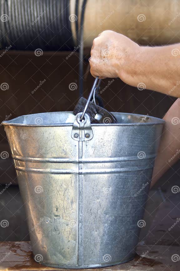 Hand Mit Einem Eimer Wasser Stockbild - Bild von voll, trommel: 43444941